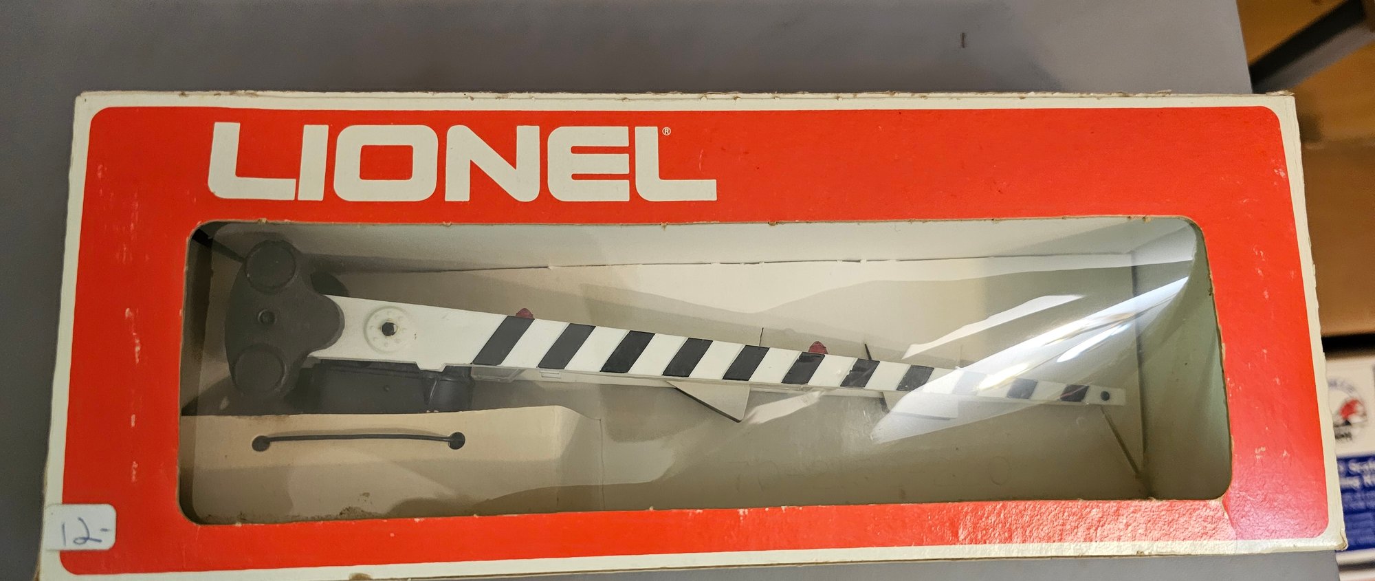 #675 - Lionel Operating Dwarf Signal #43935 | Auctionninja.com