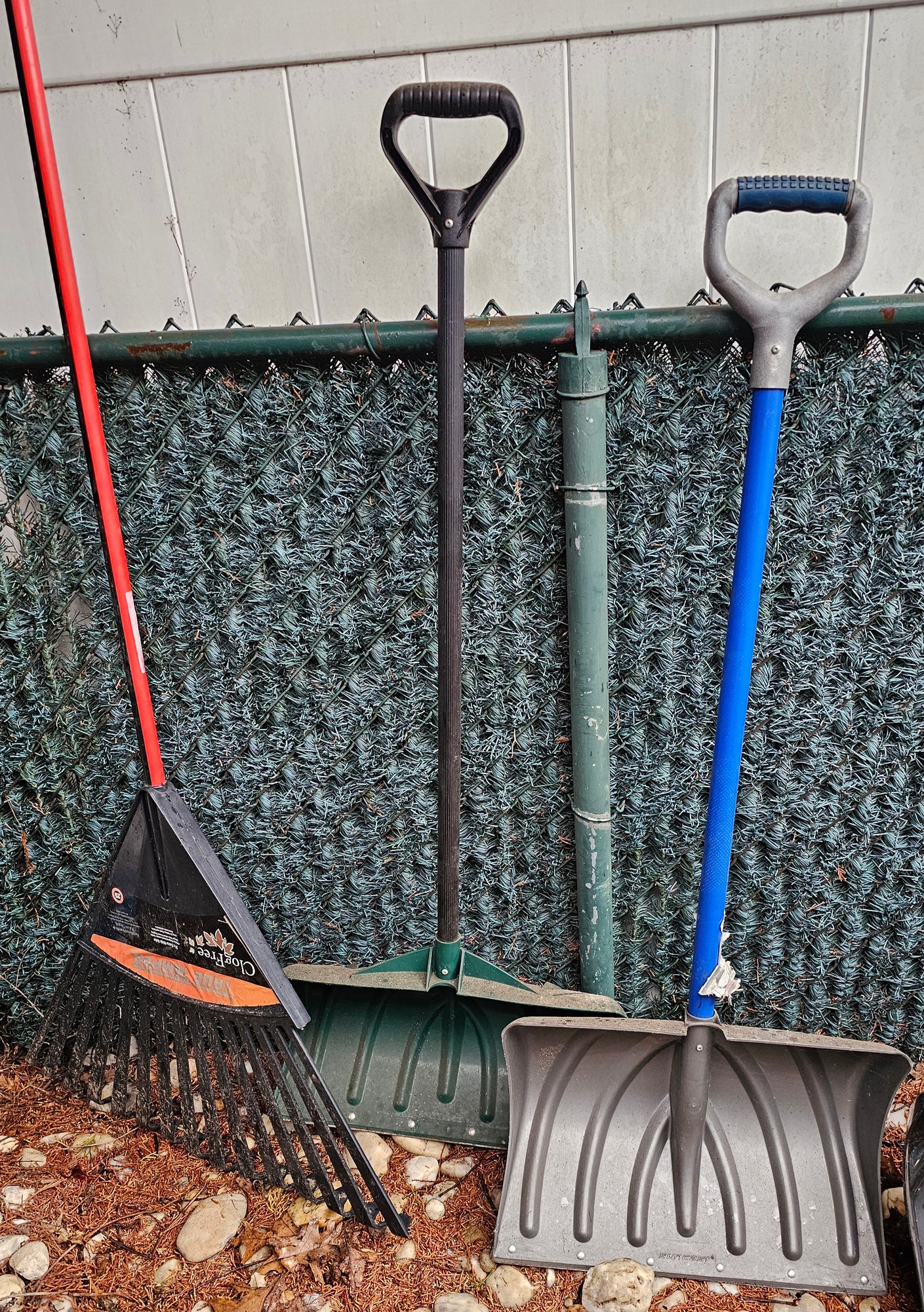 Rake And 2 Snow Shovels #45126 | Auctionninja.com