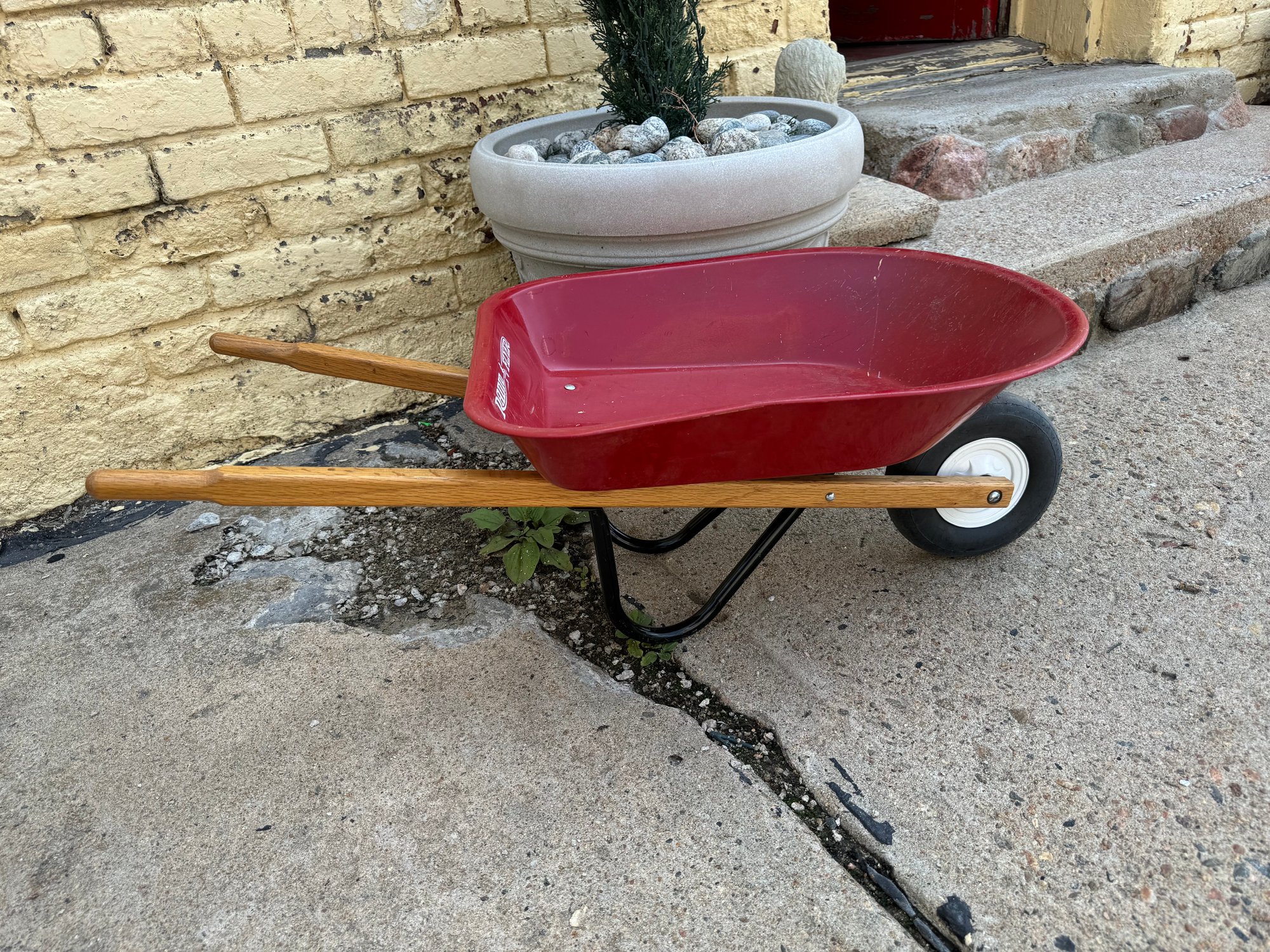 Radio Flyer Childs Wheel Barrel #15151 | Auctionninja.com