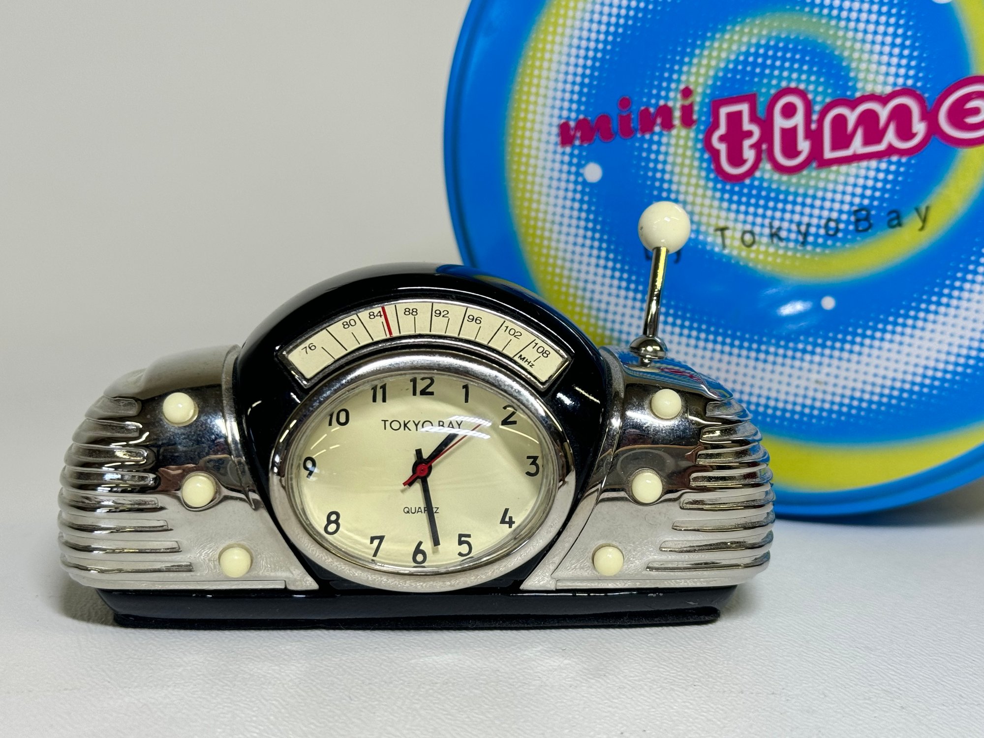 Vintage Retro Tokyo Bay Paperweight Radio Clock #14334 | Auctionninja.com