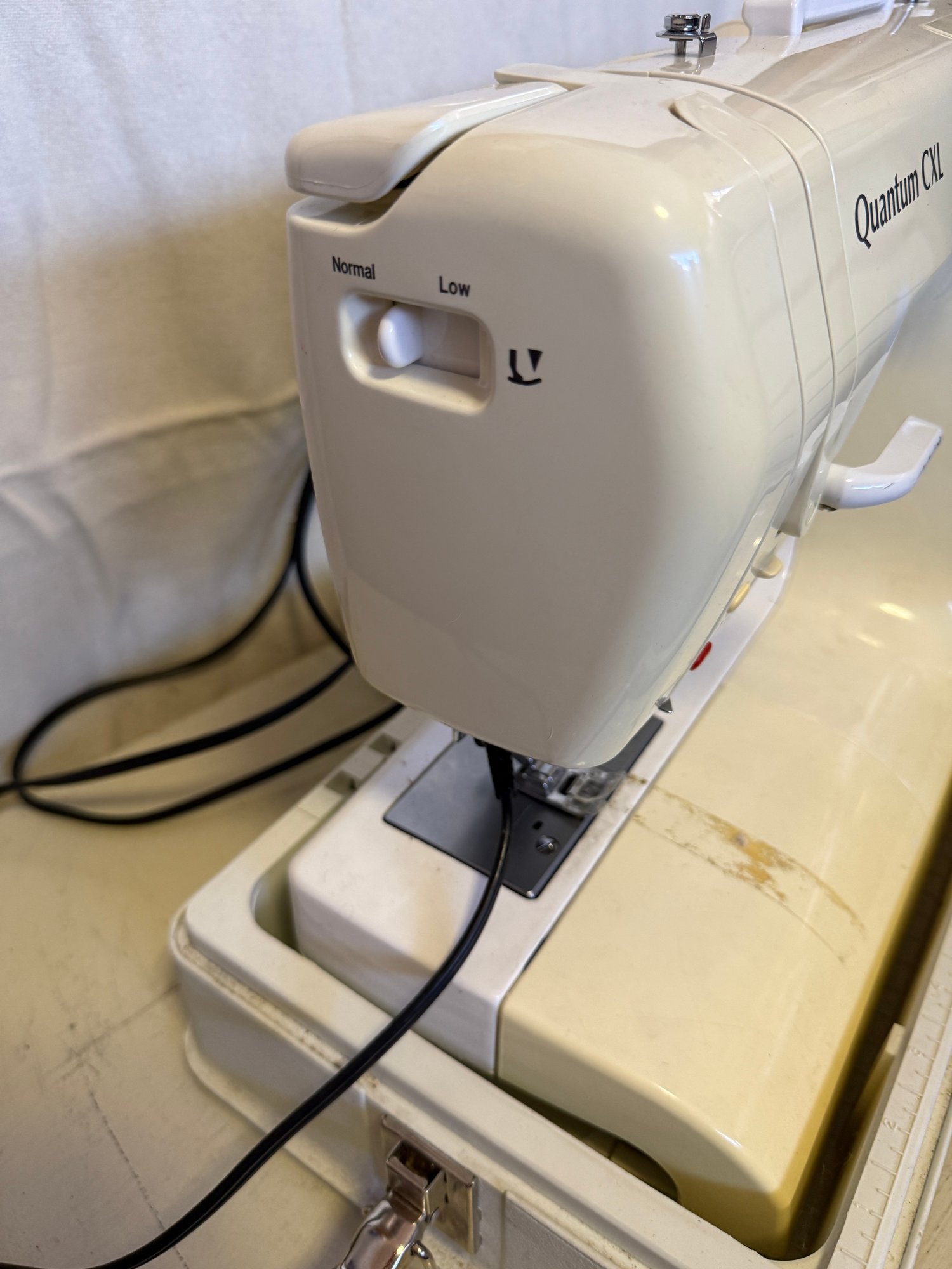 Singer Quantum CXL Model UHT J259A Sewing Machine #3462 | Auctionninja.com