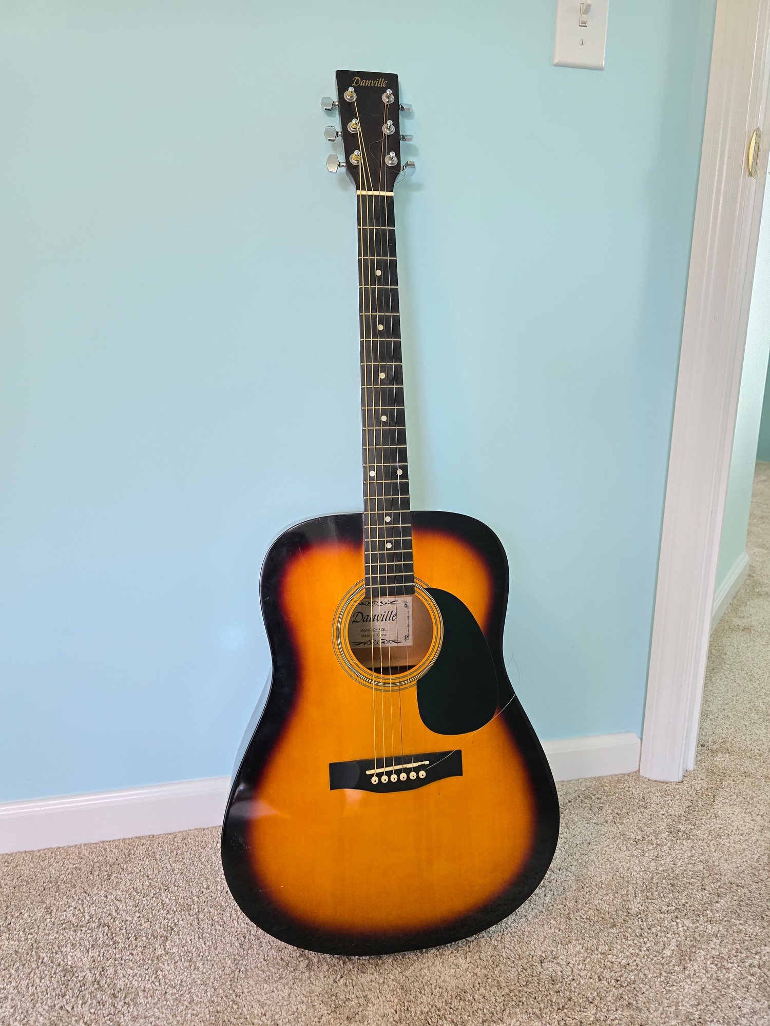 Danville Model: D-425B Acoustic Guitar With Case #69843 | Auctionninja.com