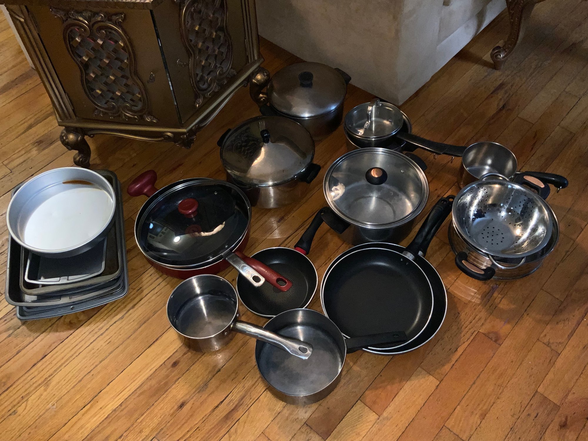Large Kitchenware Assorted Pots And Pans Lot #69257 | Auctionninja.com