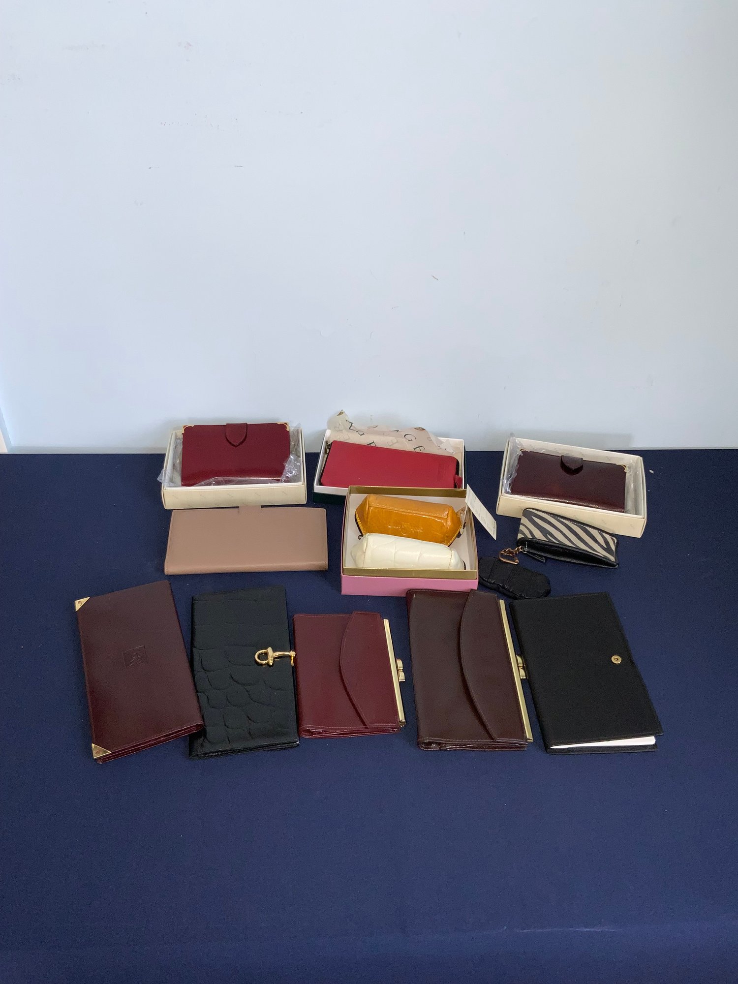 Large Lot Of Assorted Wallets #70694 | Auctionninja.com
