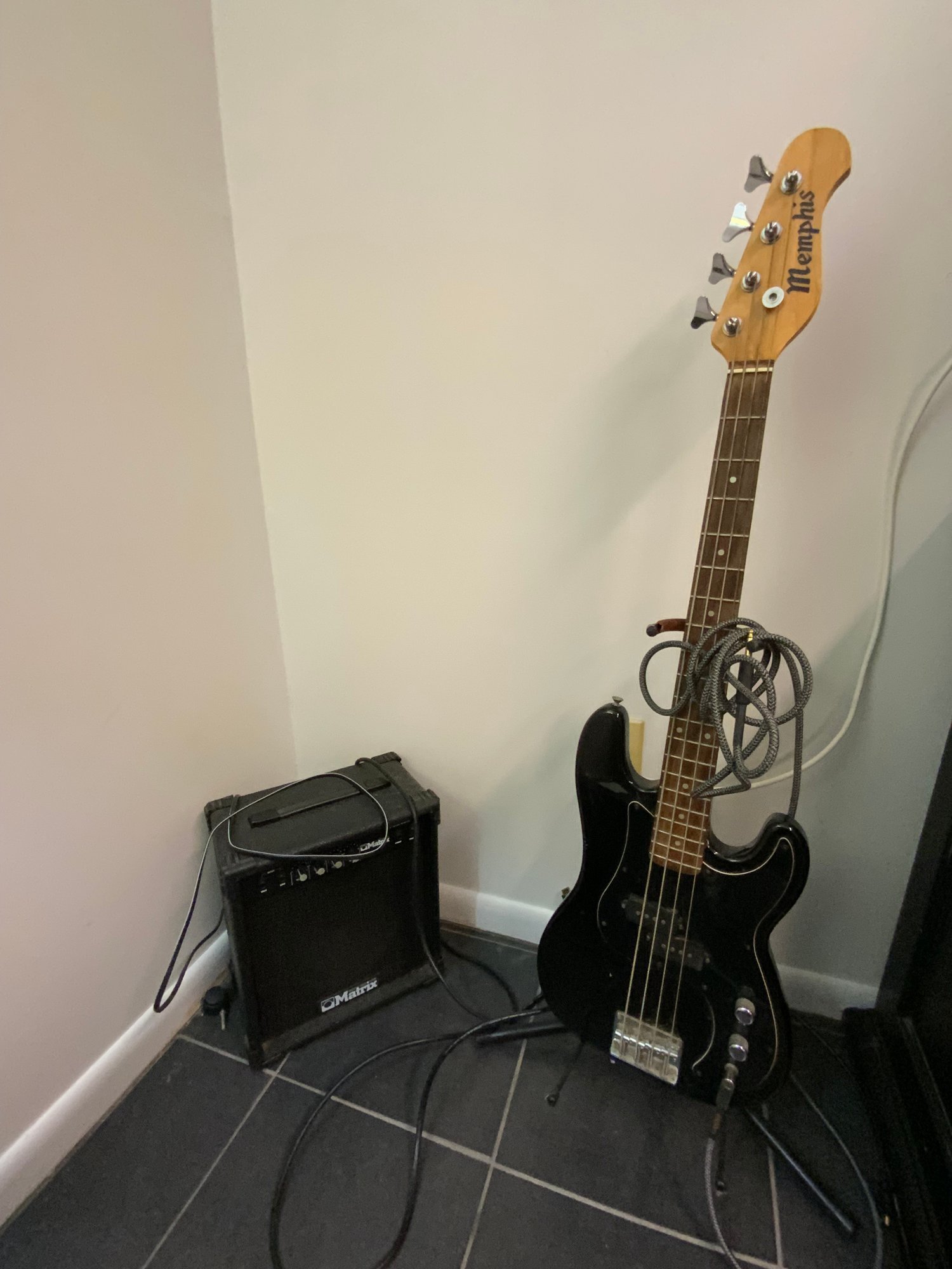 Memphis Bass Electric Guitar With Matrix Amp #74046 | Auctionninja.com