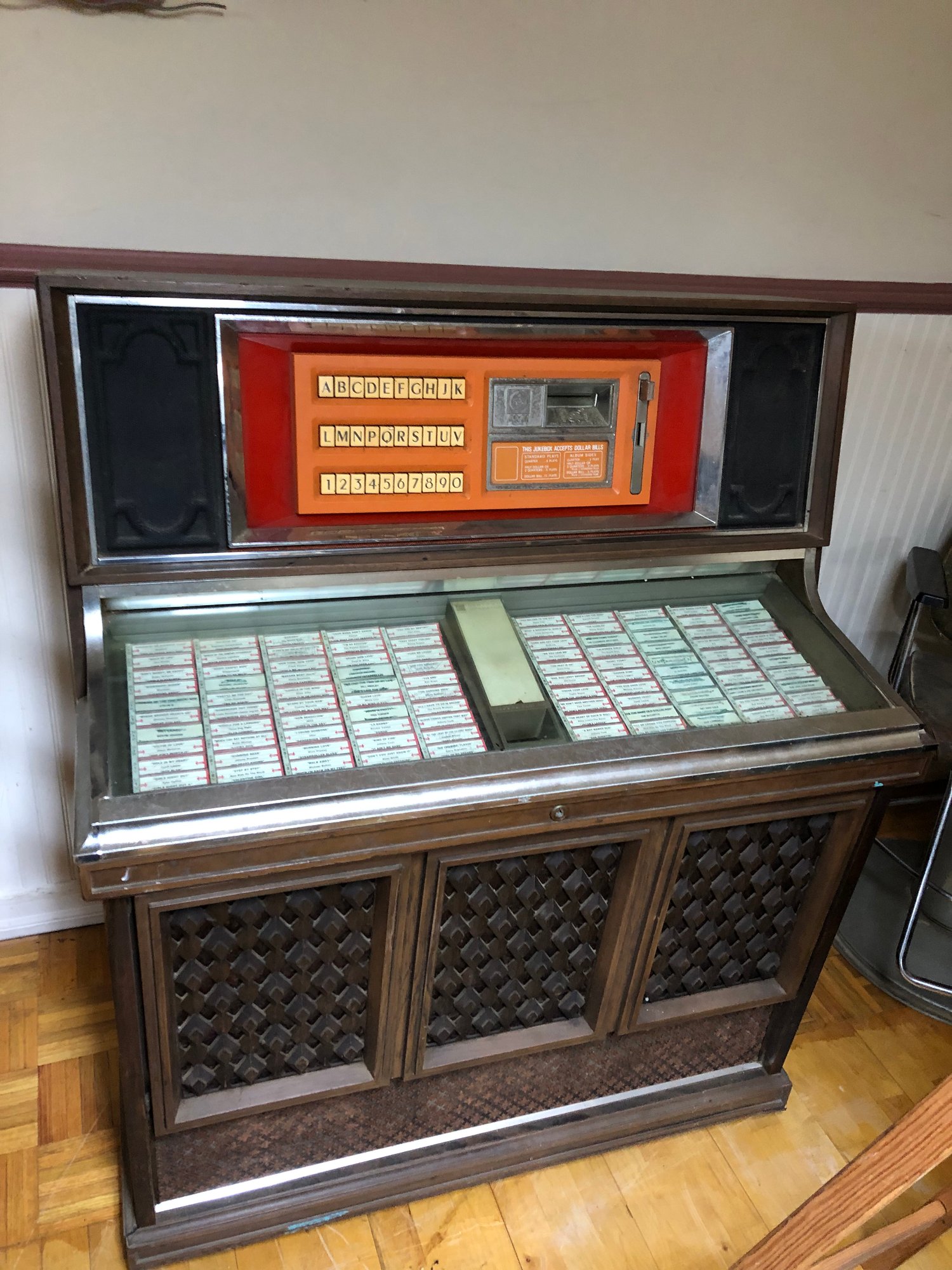 Vintage Rowe AMI Jukebox With Records Inside LOCATION BASEMENT HELP ...