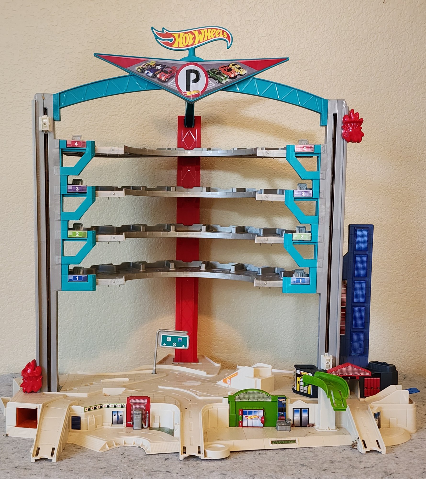 Large HOT WHEELS Toy Car Play Center #20793 | Auctionninja.com