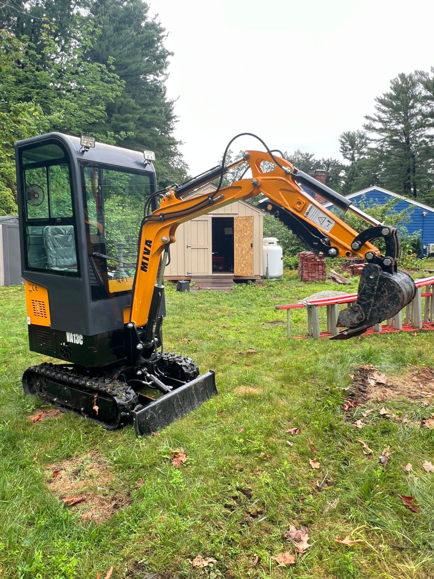 51 - MIVA MINI EXCAVATOR MODEL VA13 WITH ATTACHMENTS! MORE INFO BELOW ...