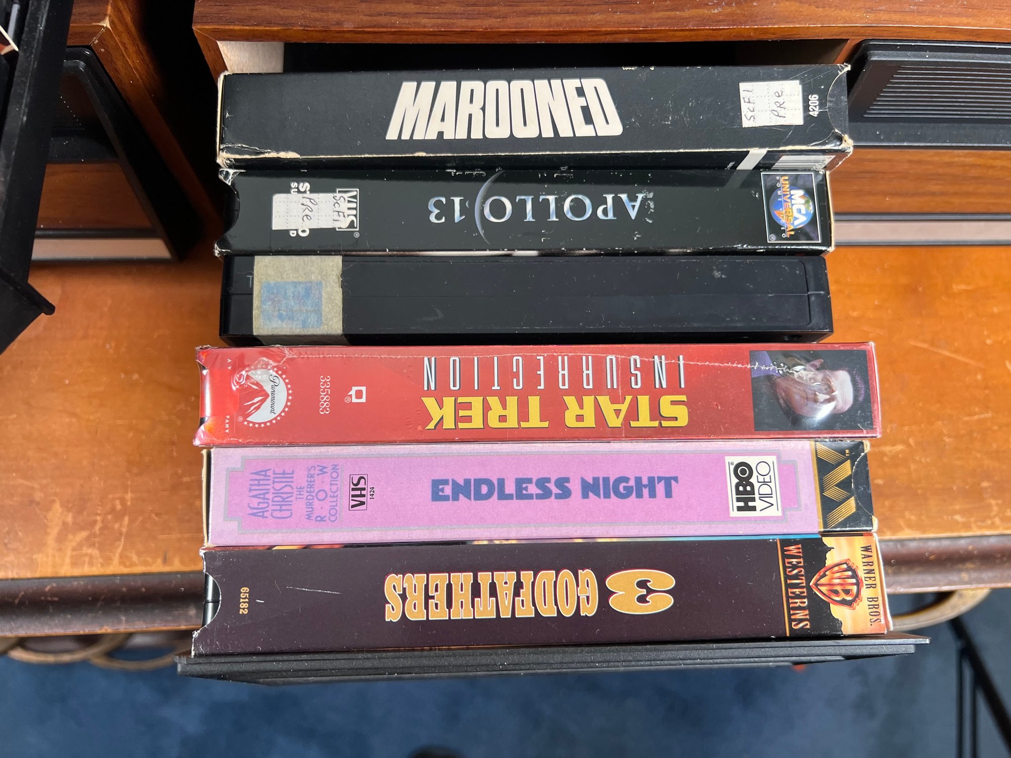 81 - CDS, TAPES, VHS, WITH VHS STORAGE #27409 | Auctionninja.com
