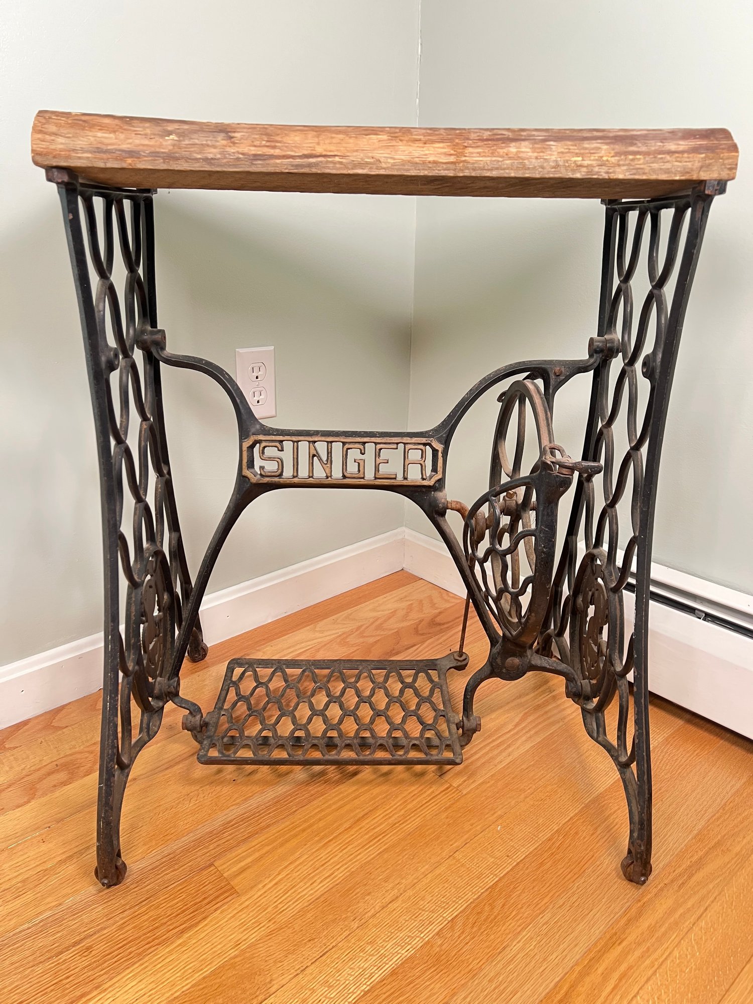 8 - VINTAGE SINGER CAST IRON BASE WITH WOODEN TOP, NICE STAND! 1ST ...