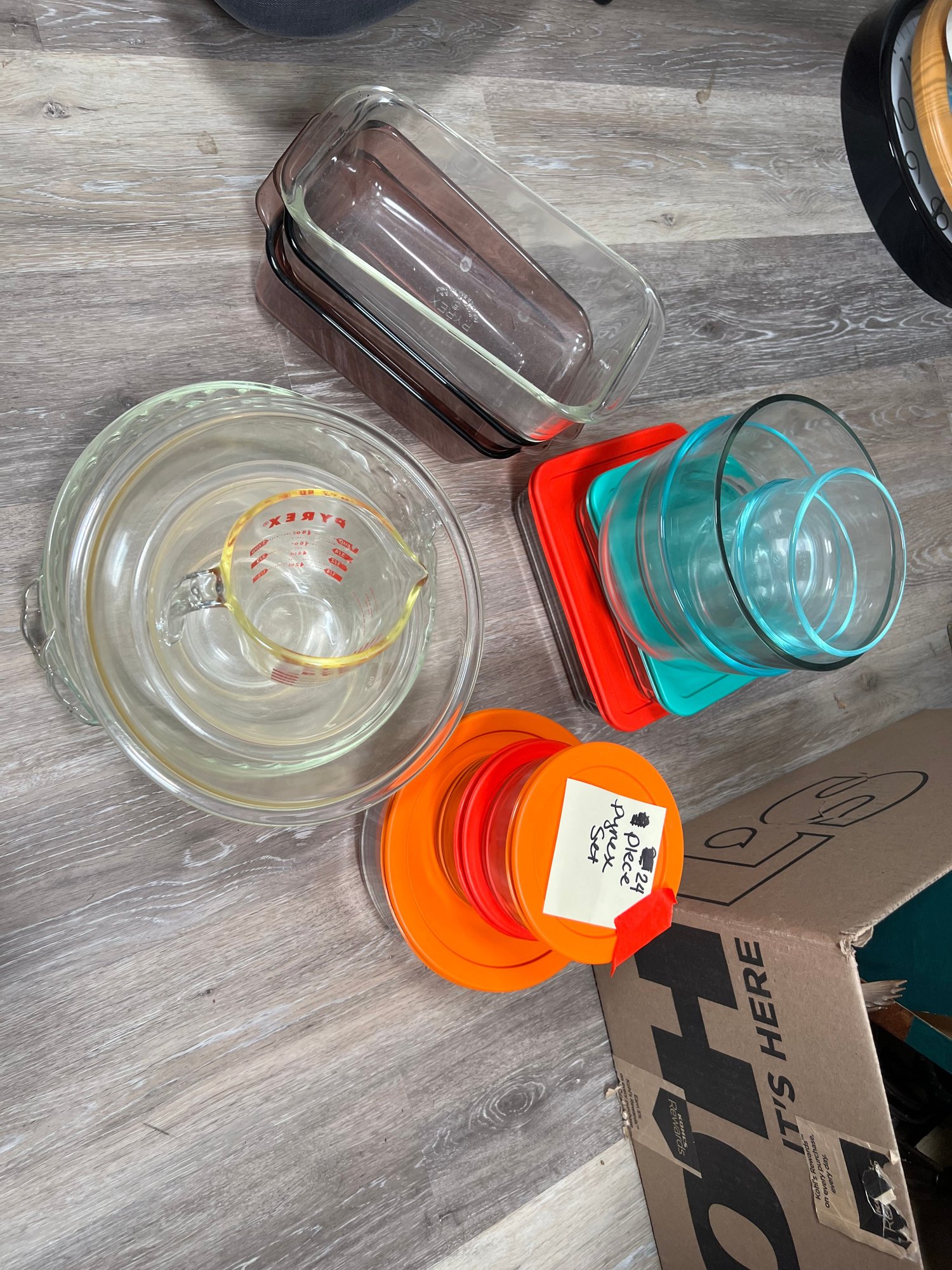 350 - 24 PIECE PYREX SET #26255 | Auctionninja.com