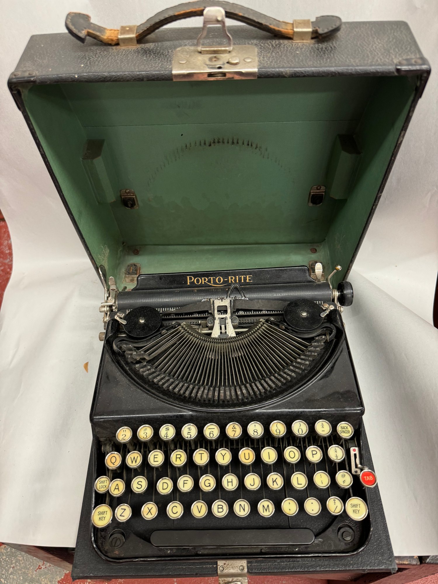 Small Portable Typewriter With Case #1069 | Auctionninja.com
