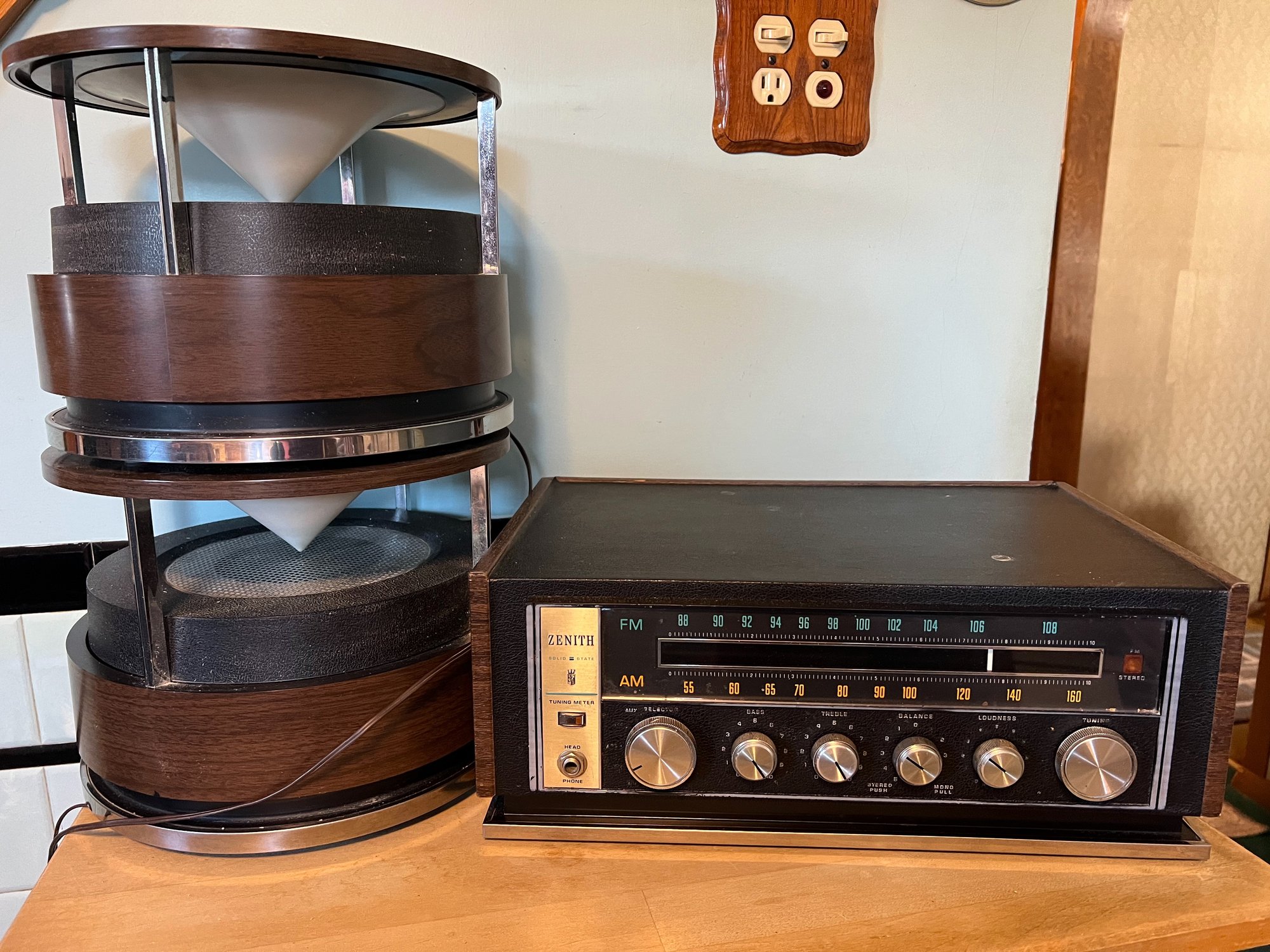Zenith AM/FM Radio And Omnidirectional Circle Of Sound Speakers #7901 ...