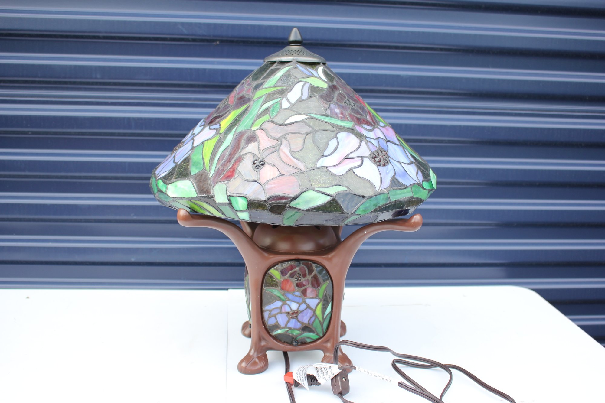 Thomas Pacconi Classics Stained Glass Lamp (46) #14463 | Auctionninja.com