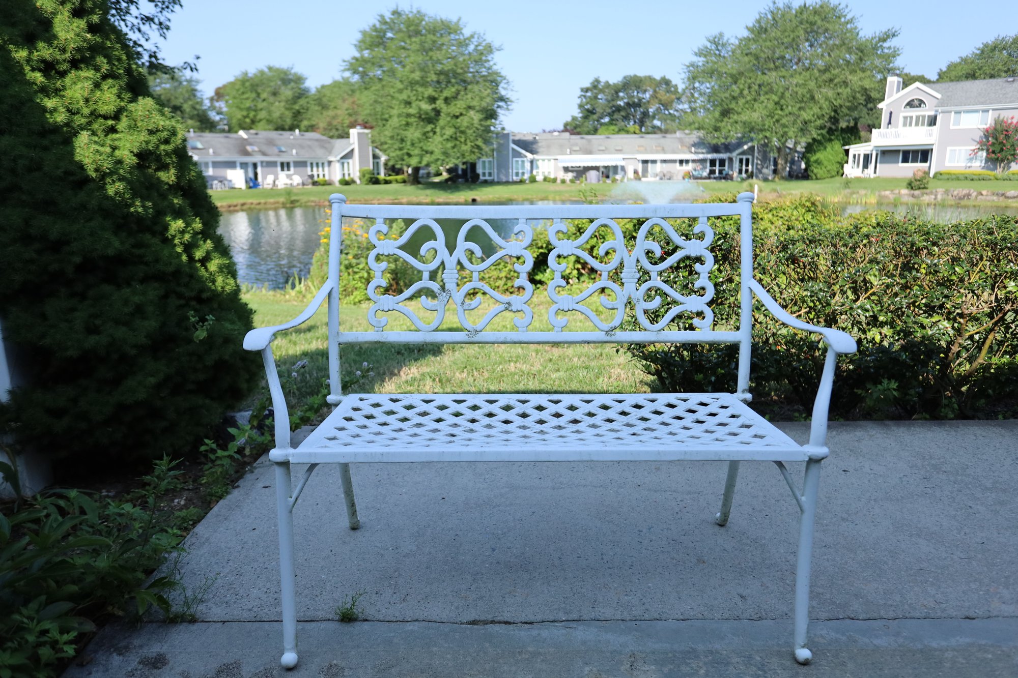 WHITE METAL BENCH #16767 | Auctionninja.com