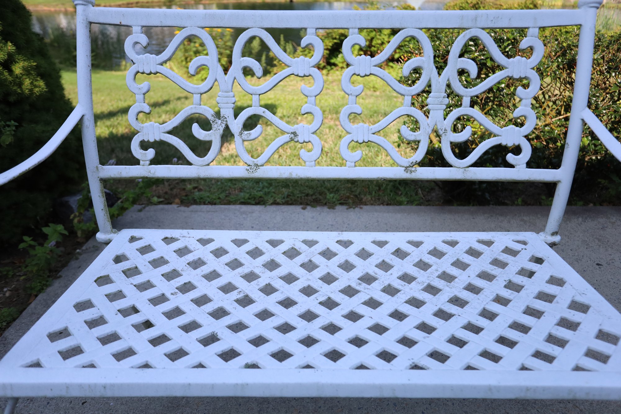 WHITE METAL BENCH #16767 | Auctionninja.com