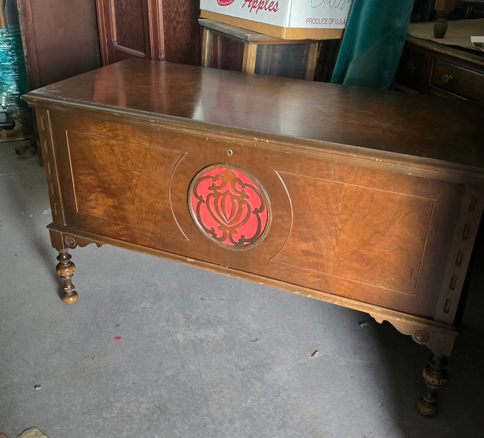 Stunning Cedar Lined Hope Chest With Legs #2610 | Auctionninja.com