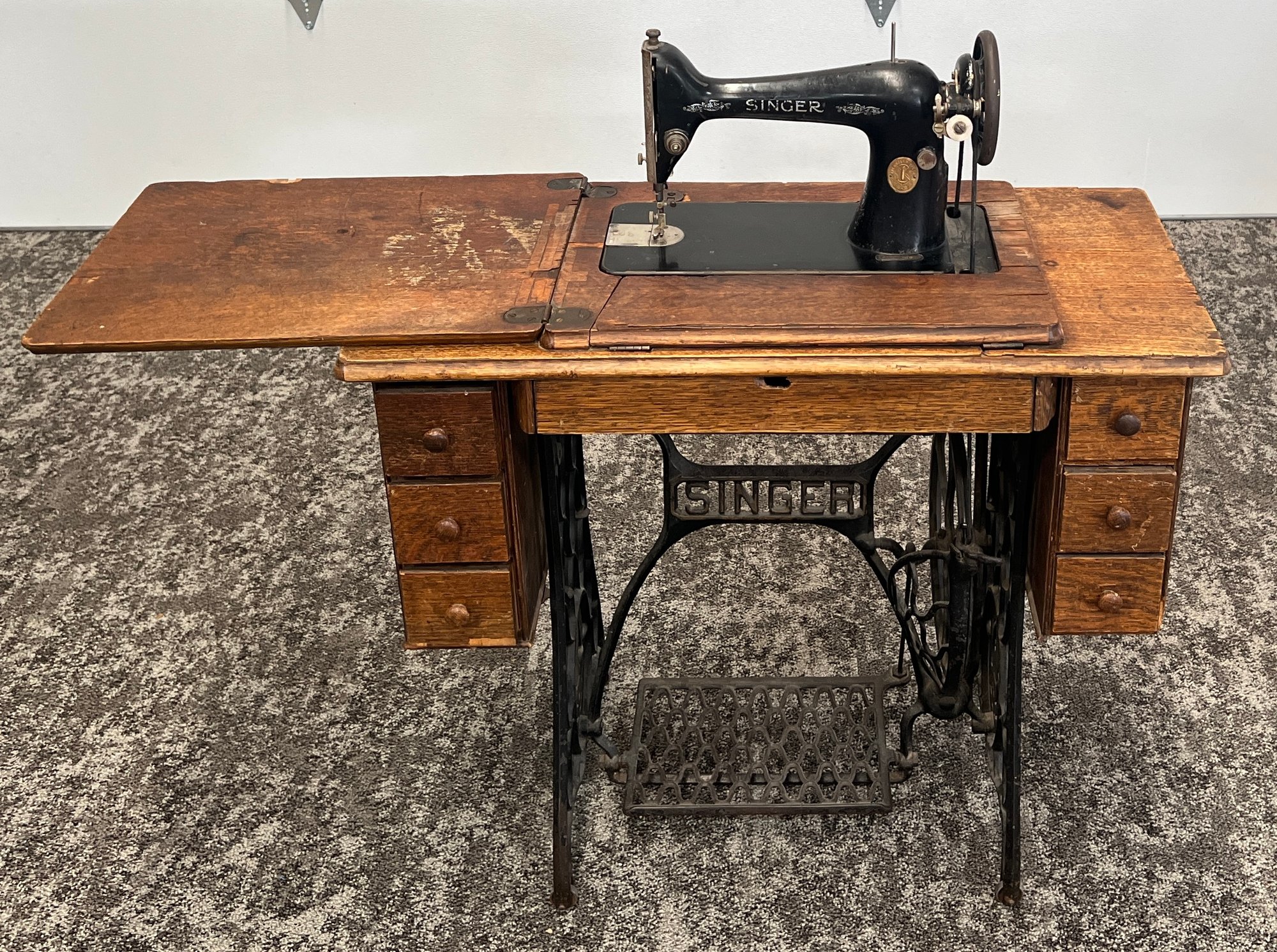 Antique Singer Treadle Sewing Machine With Matching Singer Sewing Table ...