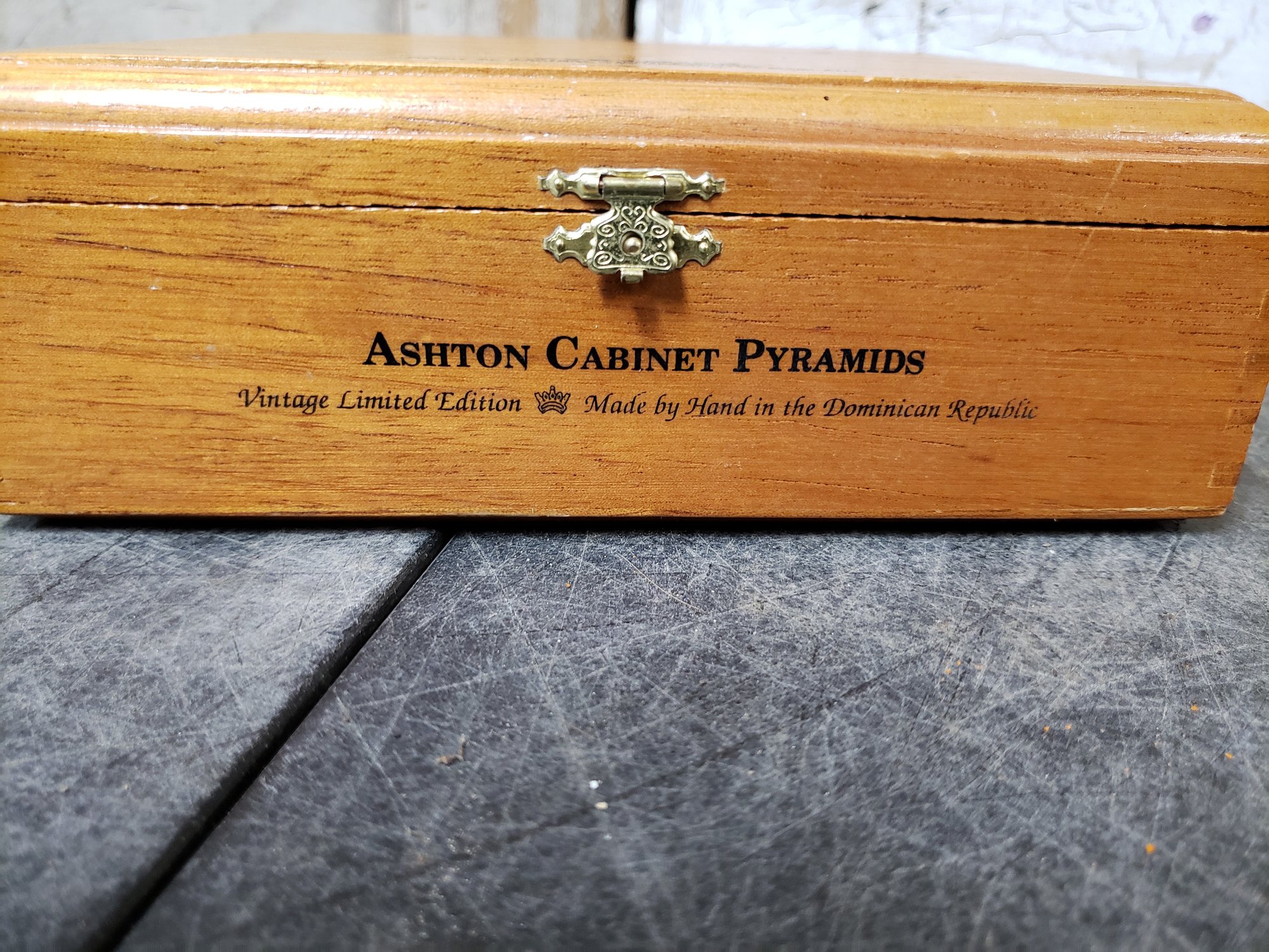 Ashton Pyramids Cigar Box R4c #45009 | Auctionninja.com