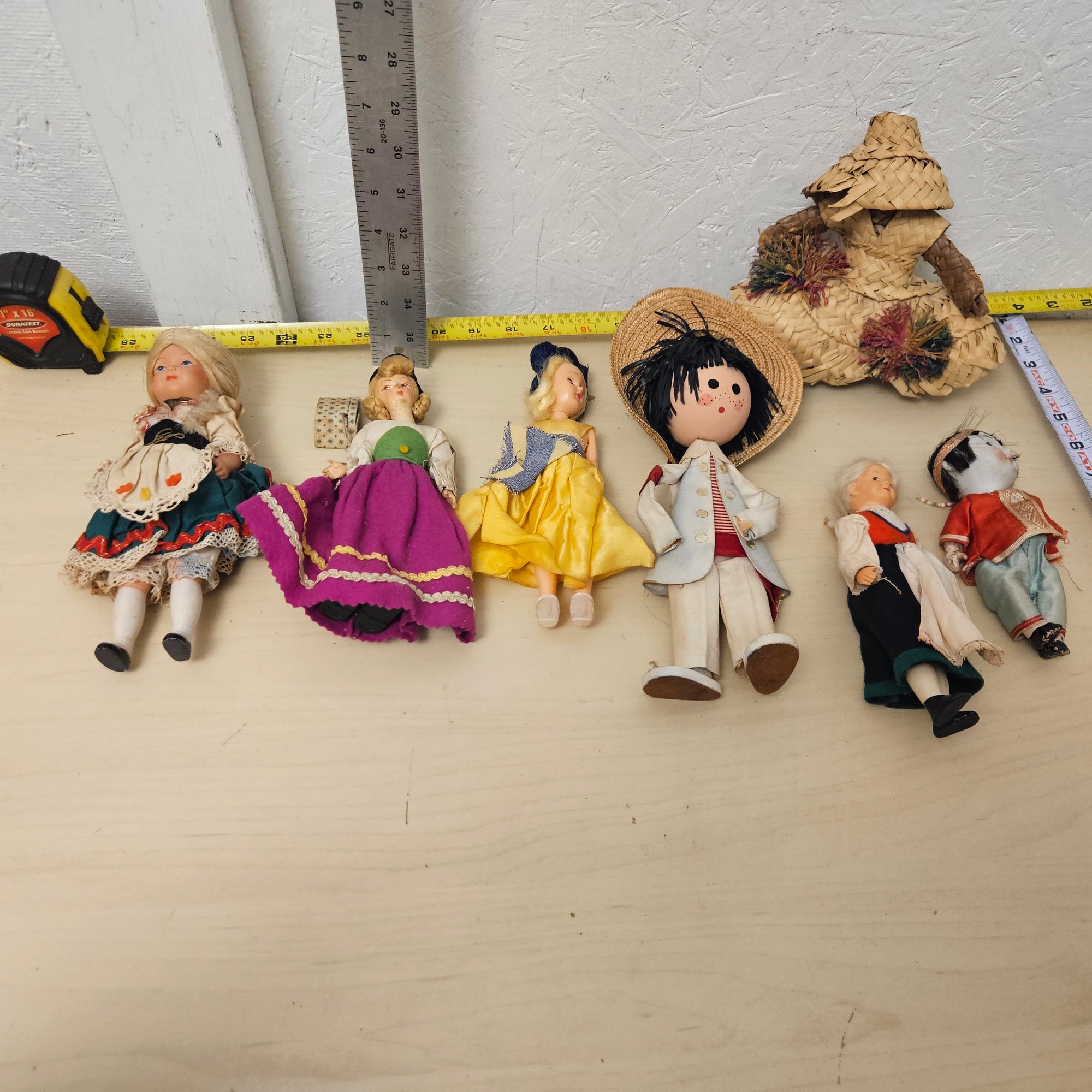 Diverse Doll Collection: 7 Dolls, Including 1 Grass Doll & 6 Plastic ...