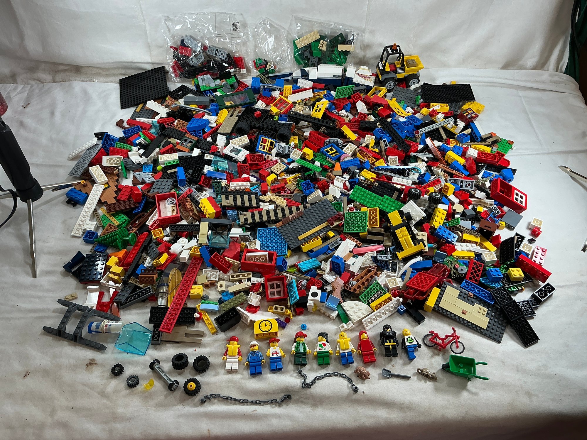 Legos Large Lot, 8 Lego Men & Parts, Many Interesting Parts #26737 ...