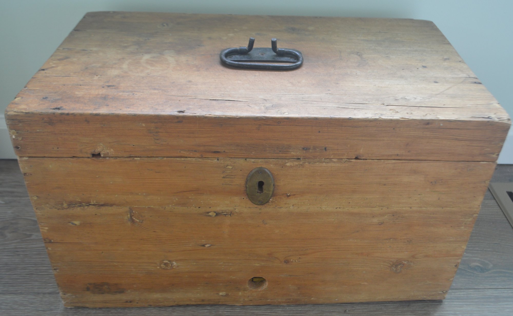 Rustic Wood Trunk #11343 | Auctionninja.com
