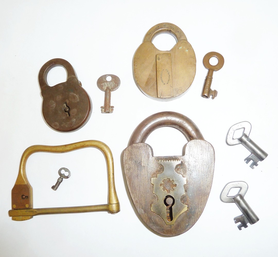 (4) Vintage WORKING Pad Locks W/keys #9540 | Auctionninja.com