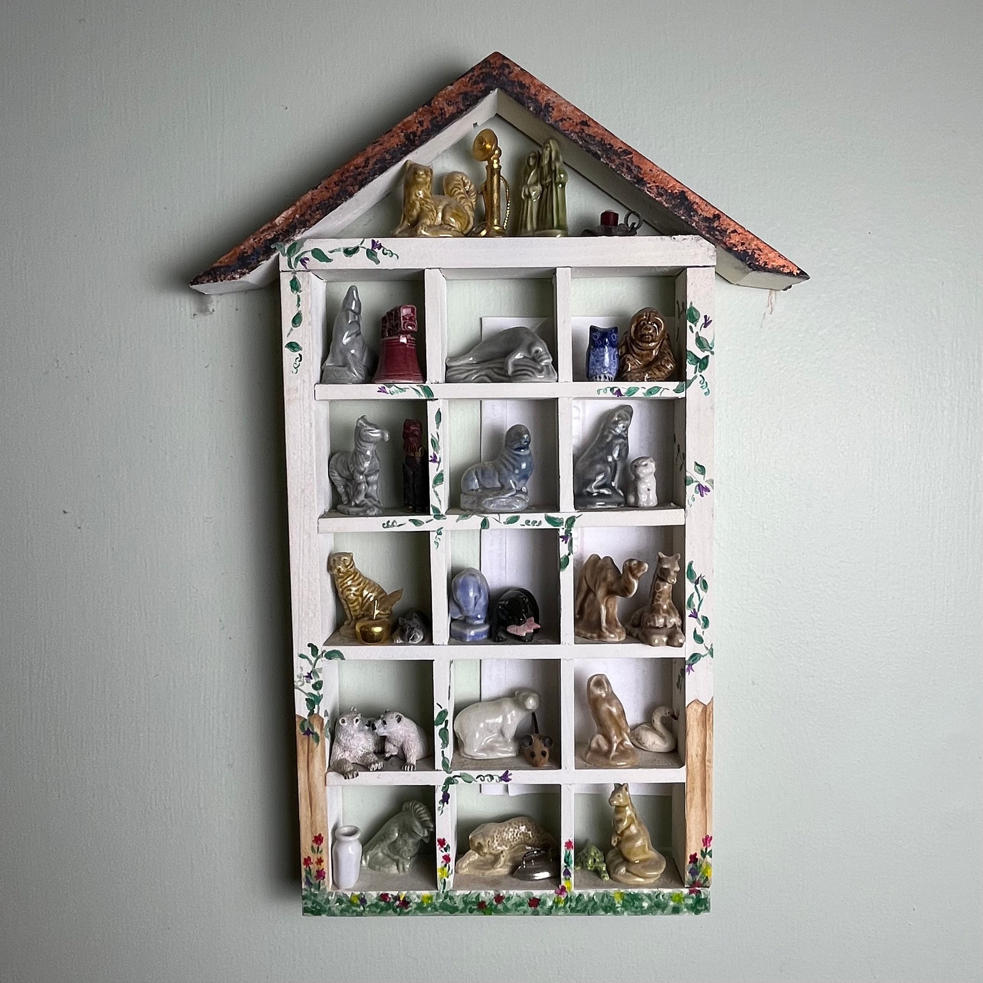 Wade Red Rose Tea Vintage Animal Figurines In House Shaped Wall Display ...