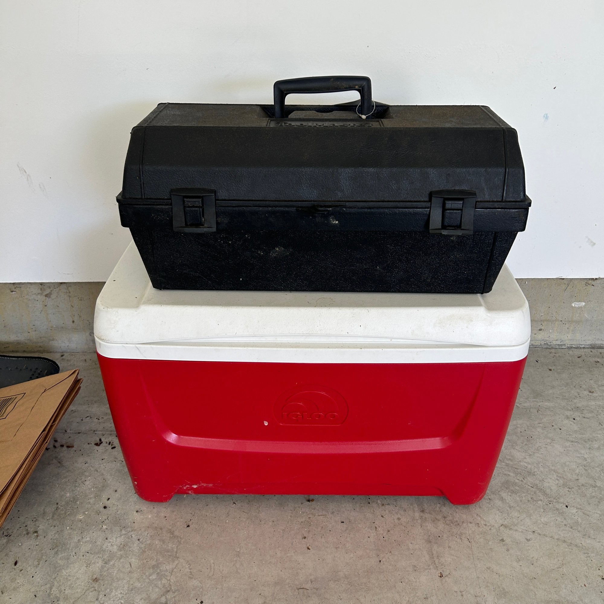 Cooler & Plastic Toolbox (garage) #66273 | Auctionninja.com