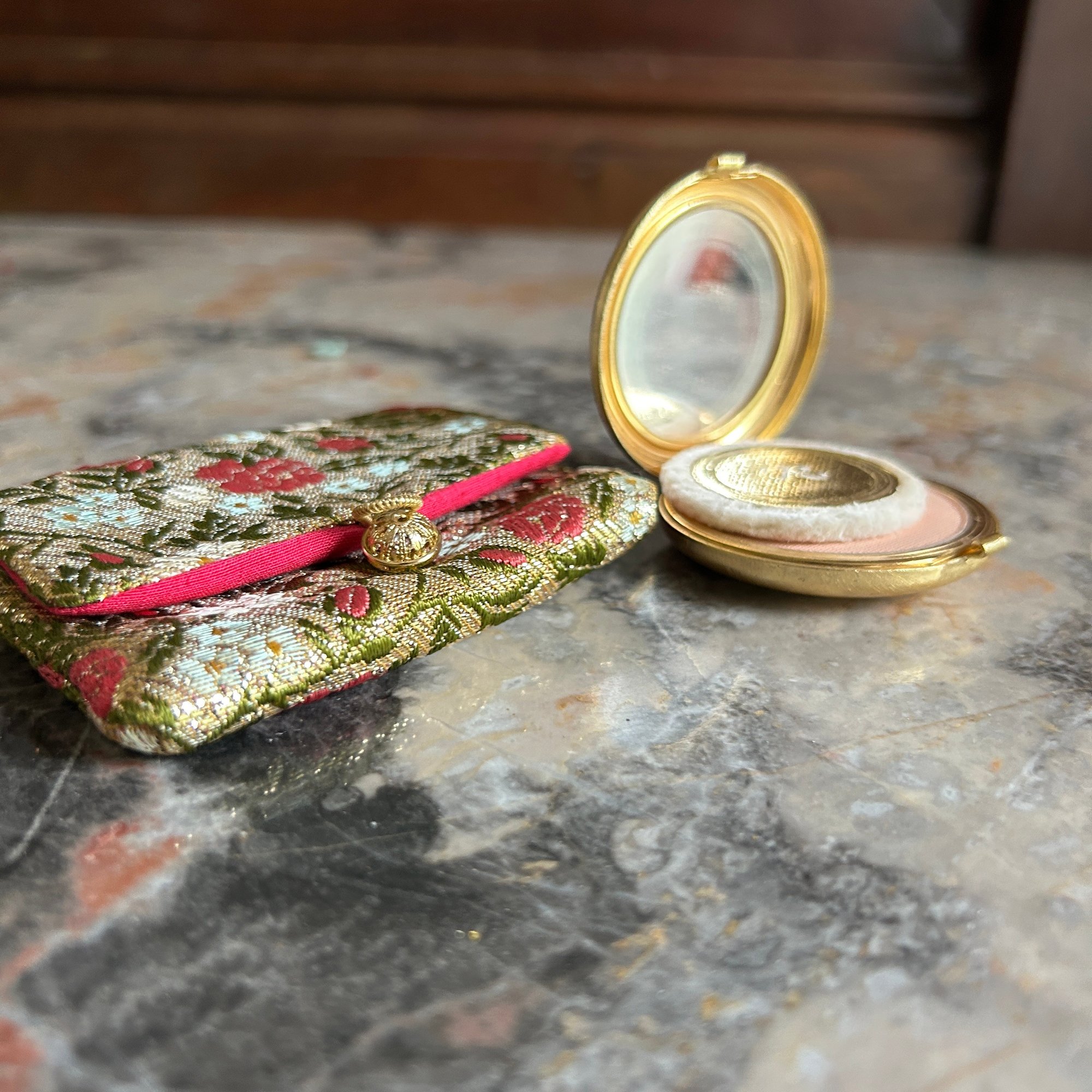 Vintage Powder Compact With Pouch (up1) #92356 | Auctionninja.com