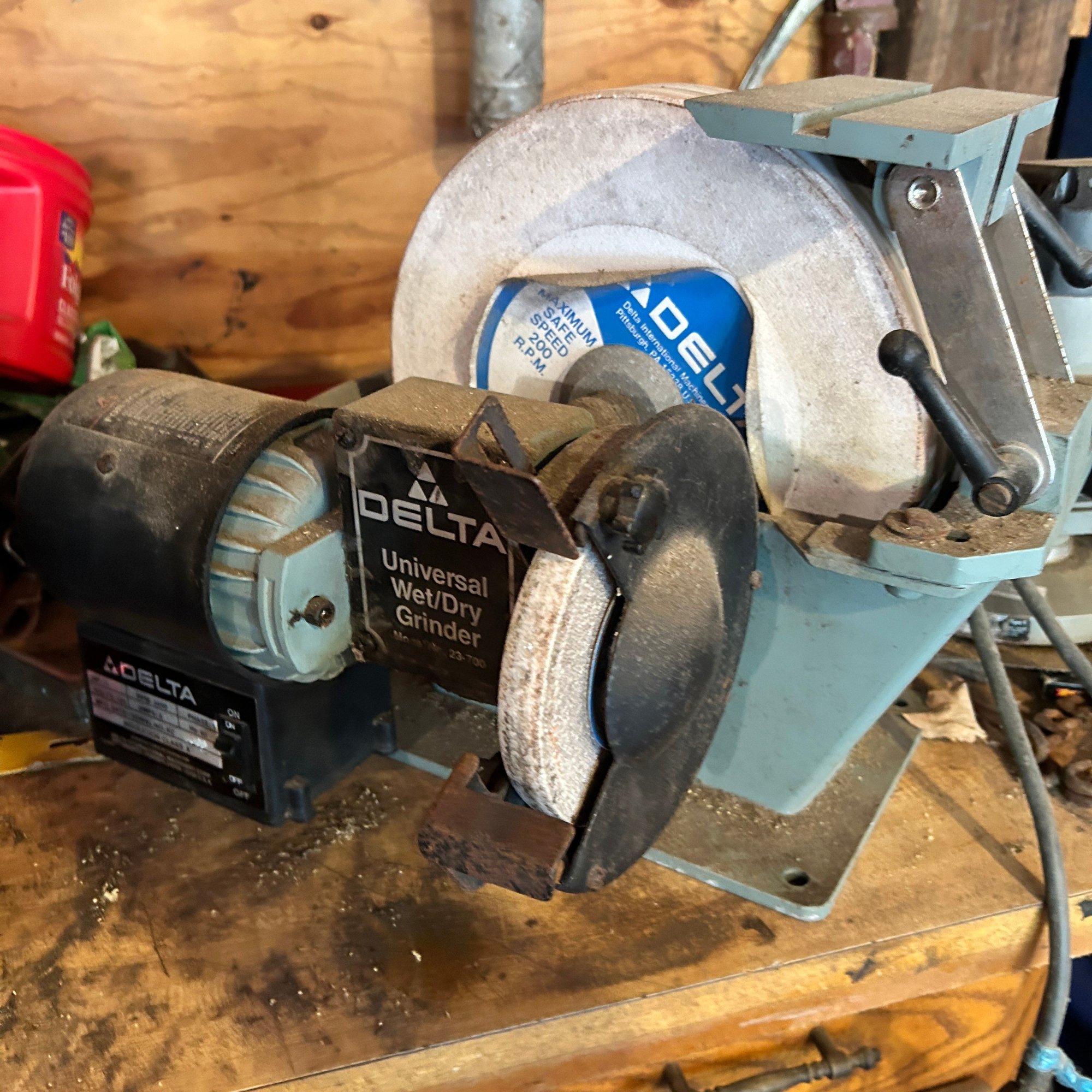 Delta Universal Wet/dry Grinder (garage) #96332 | Auctionninja.com