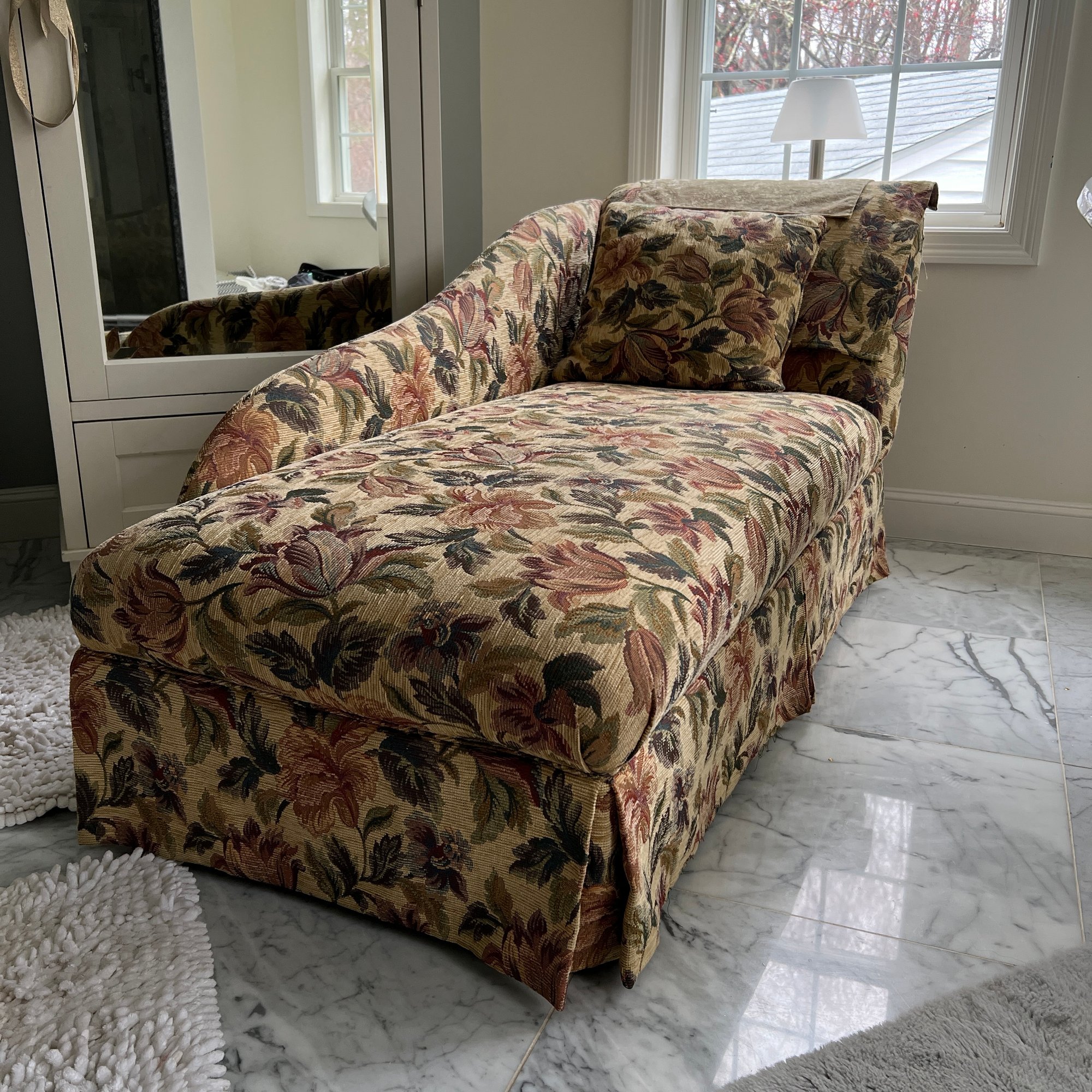 Upholstered Chaise Lounge (Master Bath) #85426 | Auctionninja.com