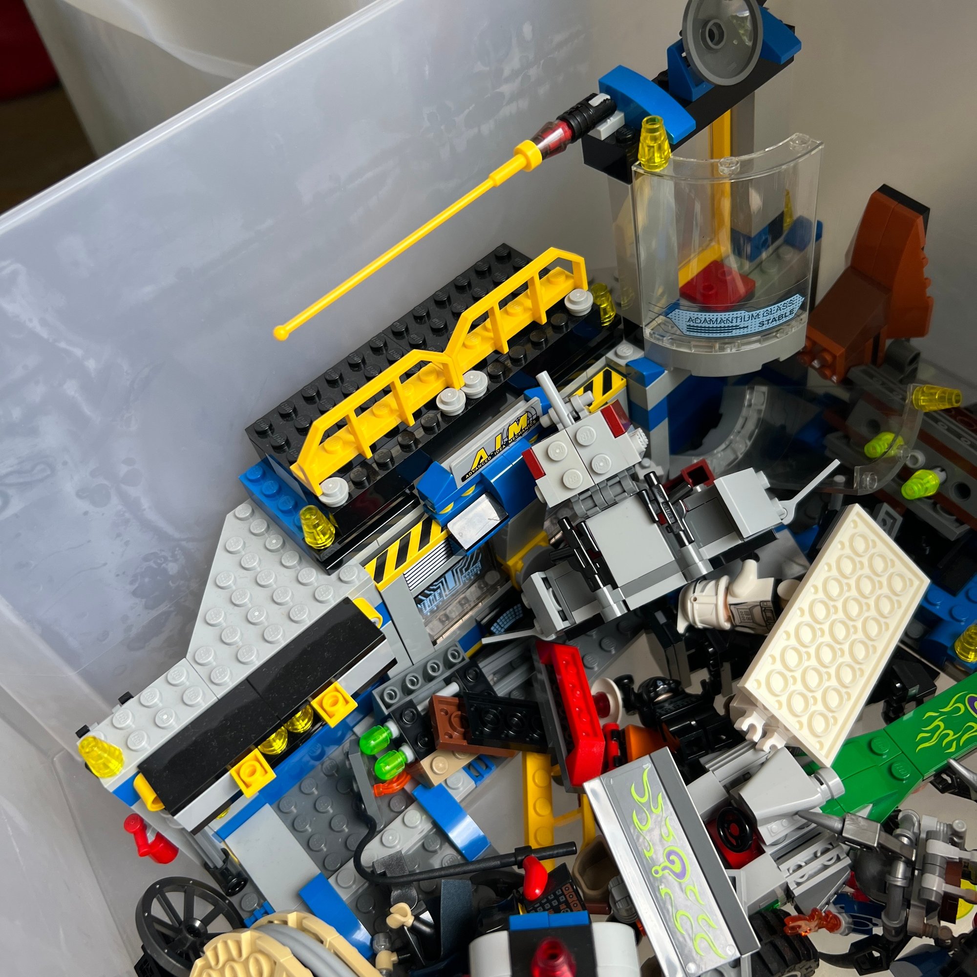 Large Lot Of LEGOS (Garage) #101250 | Auctionninja.com