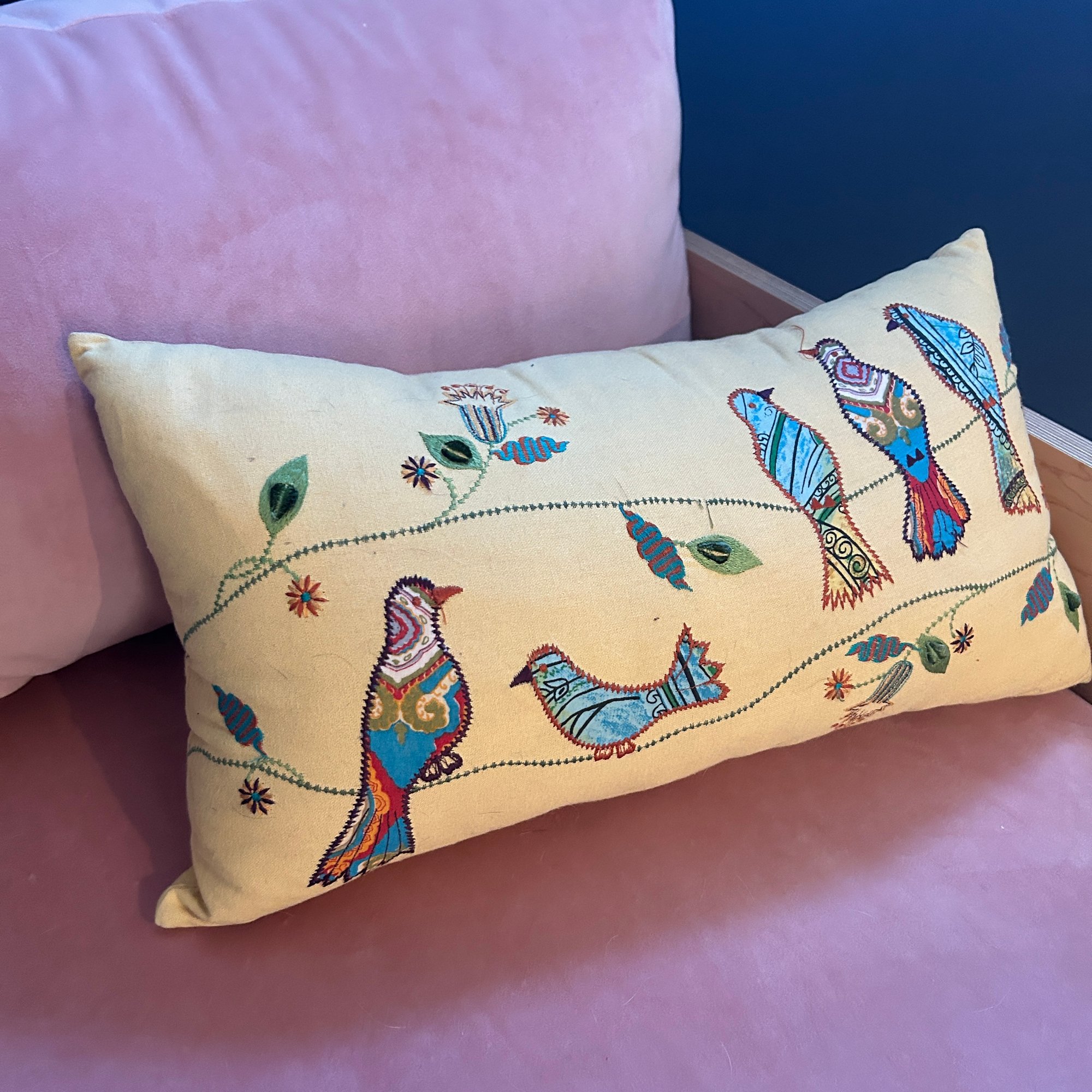 Bird Pillow (Lib) #80306 | Auctionninja.com