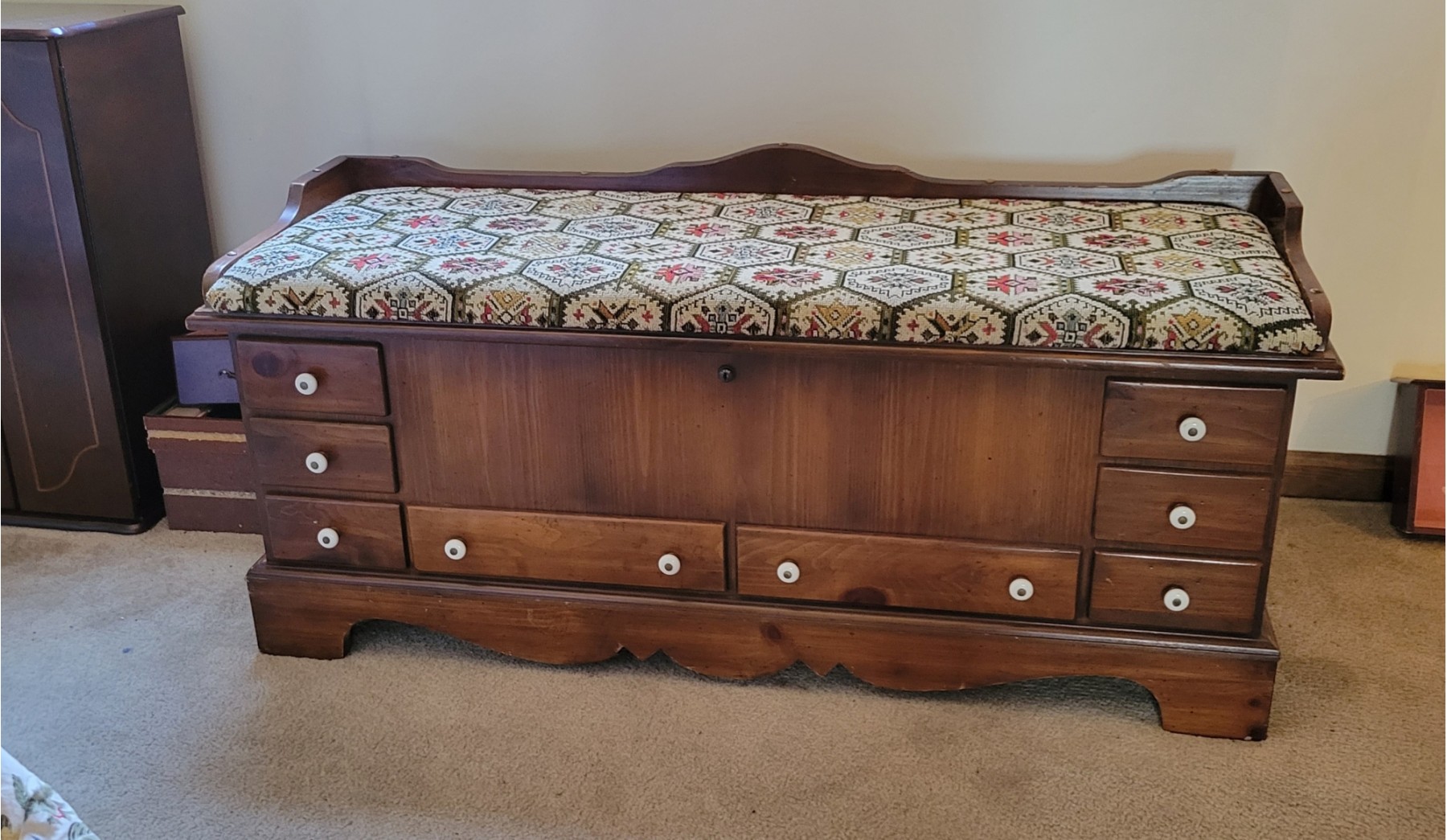 Lane Cedar Chest With Upholstered Top (master) #5326 | Auctionninja.com