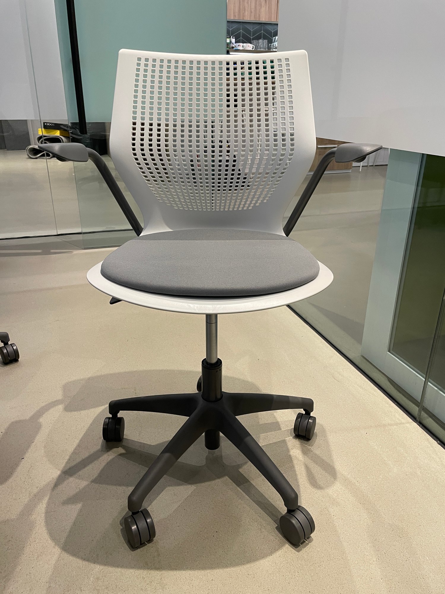 MultiGeneration Chairs By Knoll With Stacking Base (3/8) #14341 ...