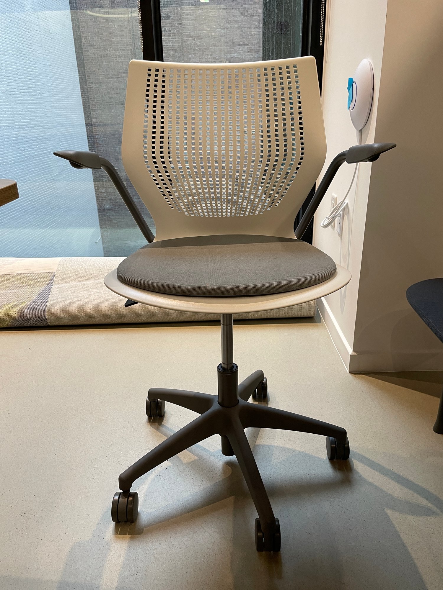 MultiGeneration Chairs By Knoll With Stacking Base (7/8) #14345 ...