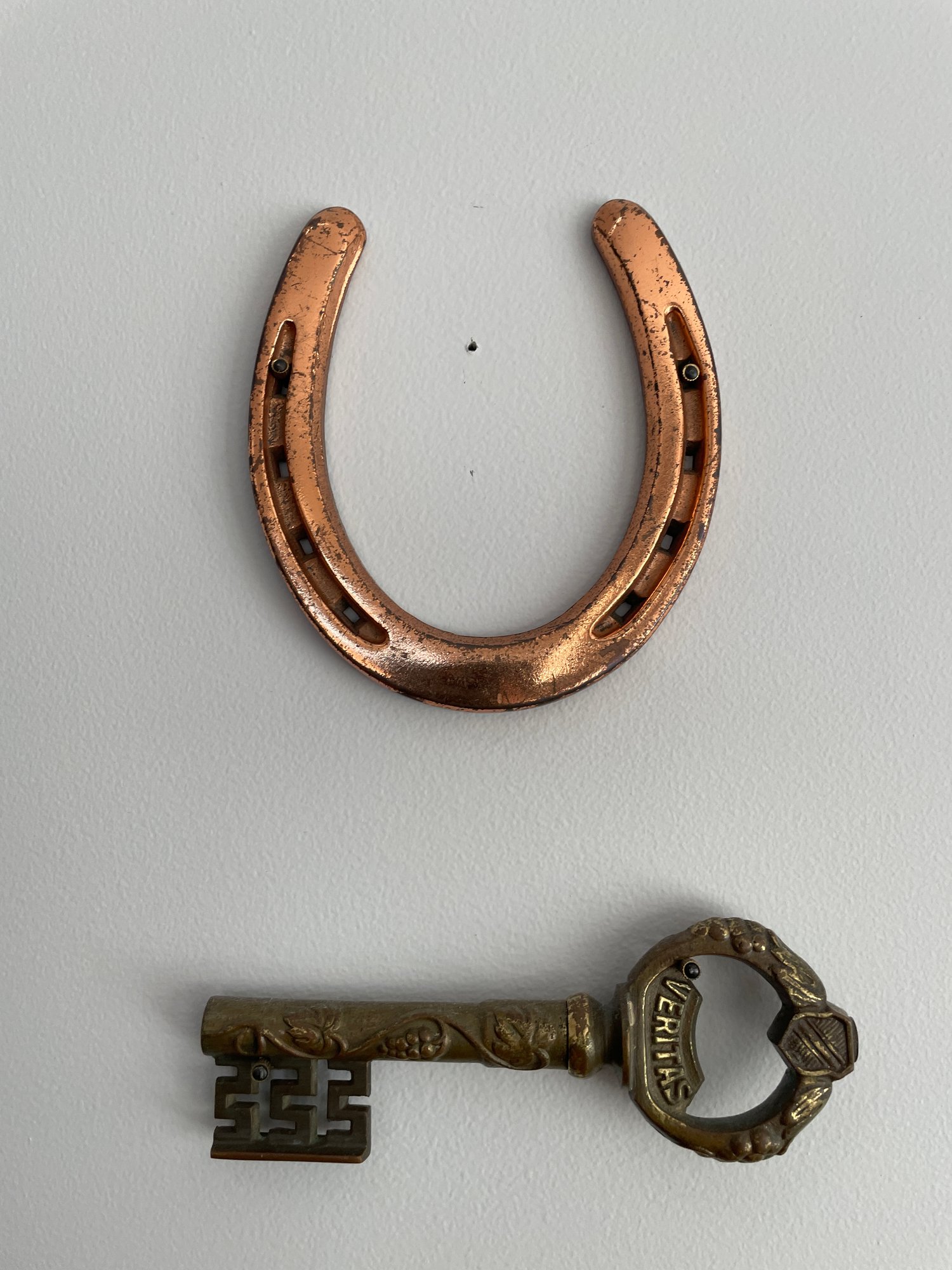 Vintage Wall Decor Of Horse Shoe And Key #13415 | Auctionninja.com
