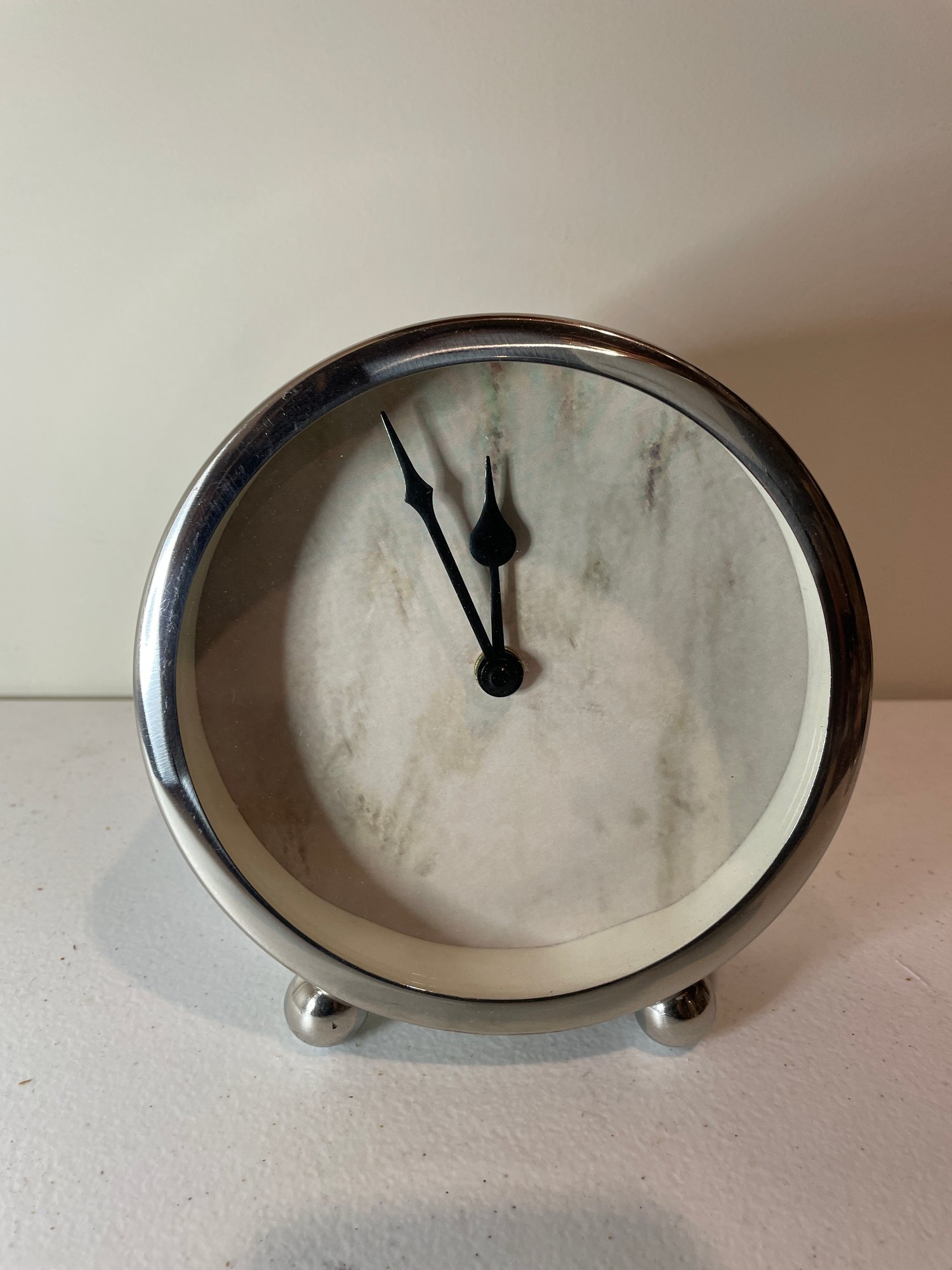 MINIMAL ROUND METALLIC SILVER TABLE CLOCK #12437 | Auctionninja.com
