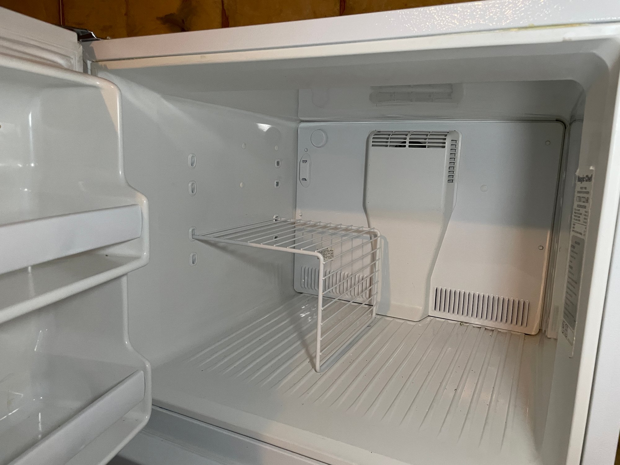 MAGIC CHEF TOP FREEZER REFRIGERATOR MODEL CTB1722ARW #14860 ...