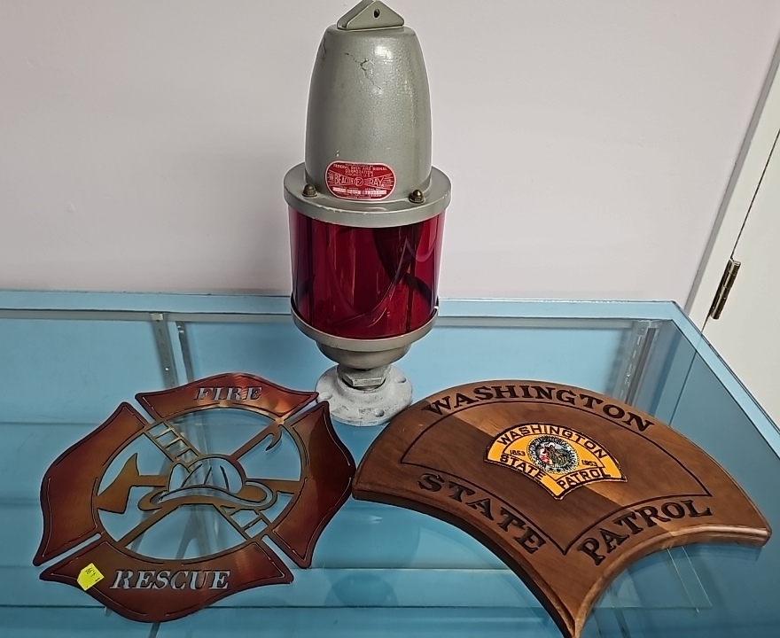 R8 Federal Sign And Signal Beacon Ray With Two Wall Art Pieces #44684 ...