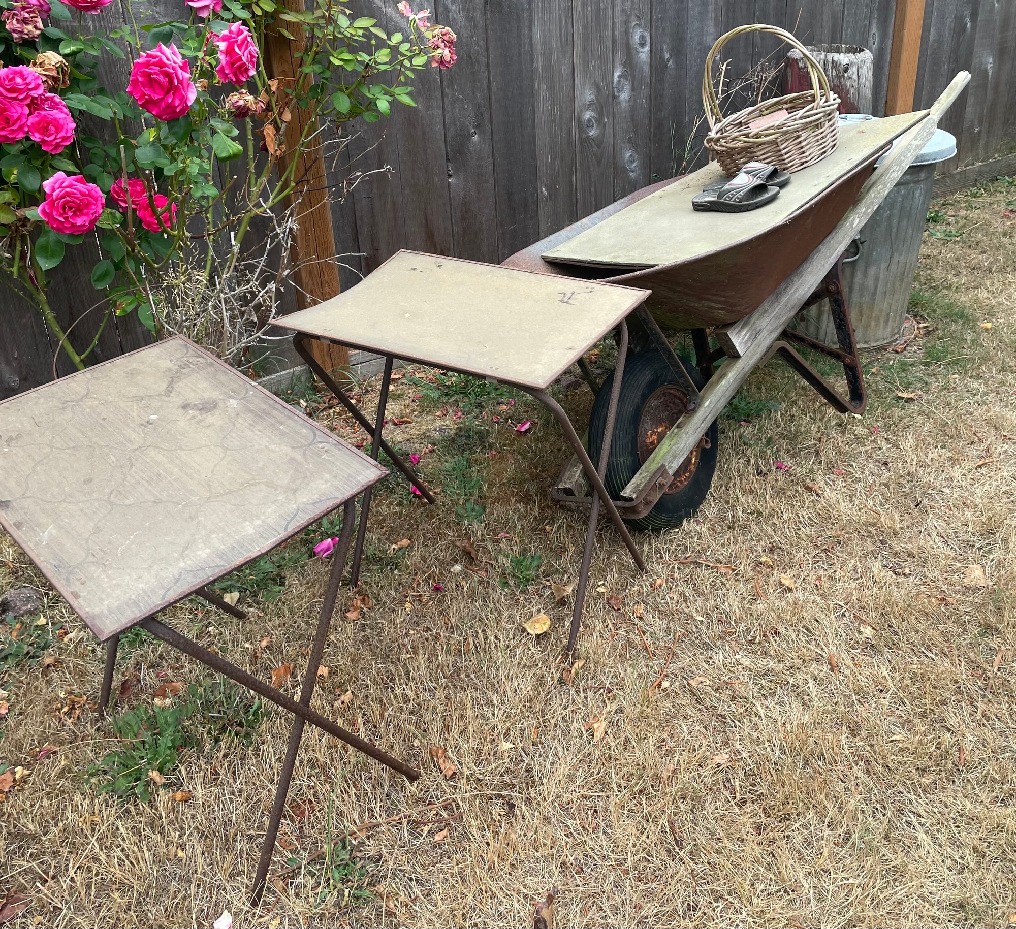Rm00 Old Backyard Items Including A Wheelbarrow, Table, Trashcan ...