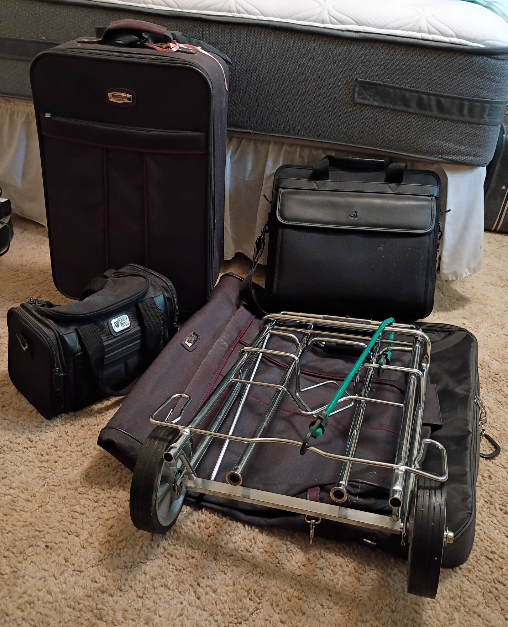 R6 Traveler's Lot To Include American Tourister Luggage, Gateway Laptop ...