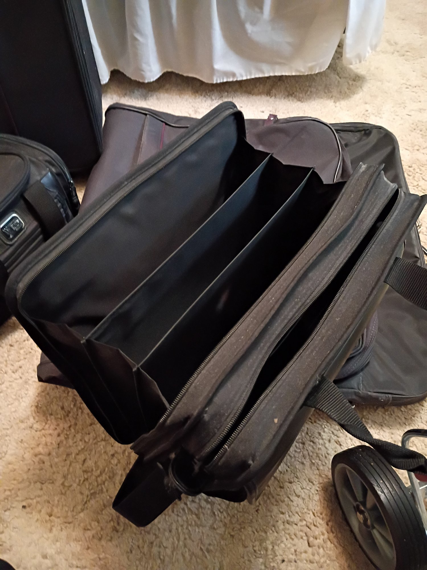 R6 Traveler's Lot To Include American Tourister Luggage, Gateway Laptop ...