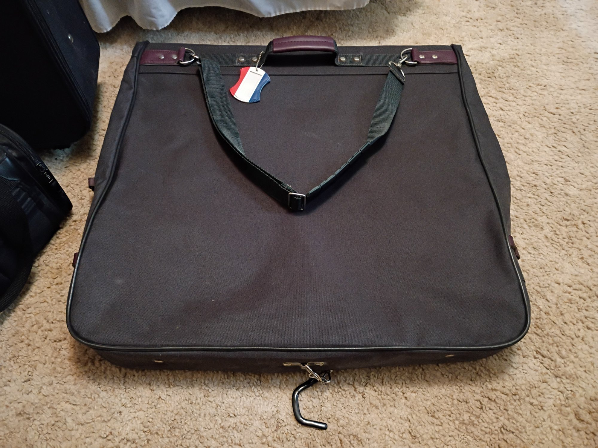 R6 Traveler's Lot To Include American Tourister Luggage, Gateway Laptop ...