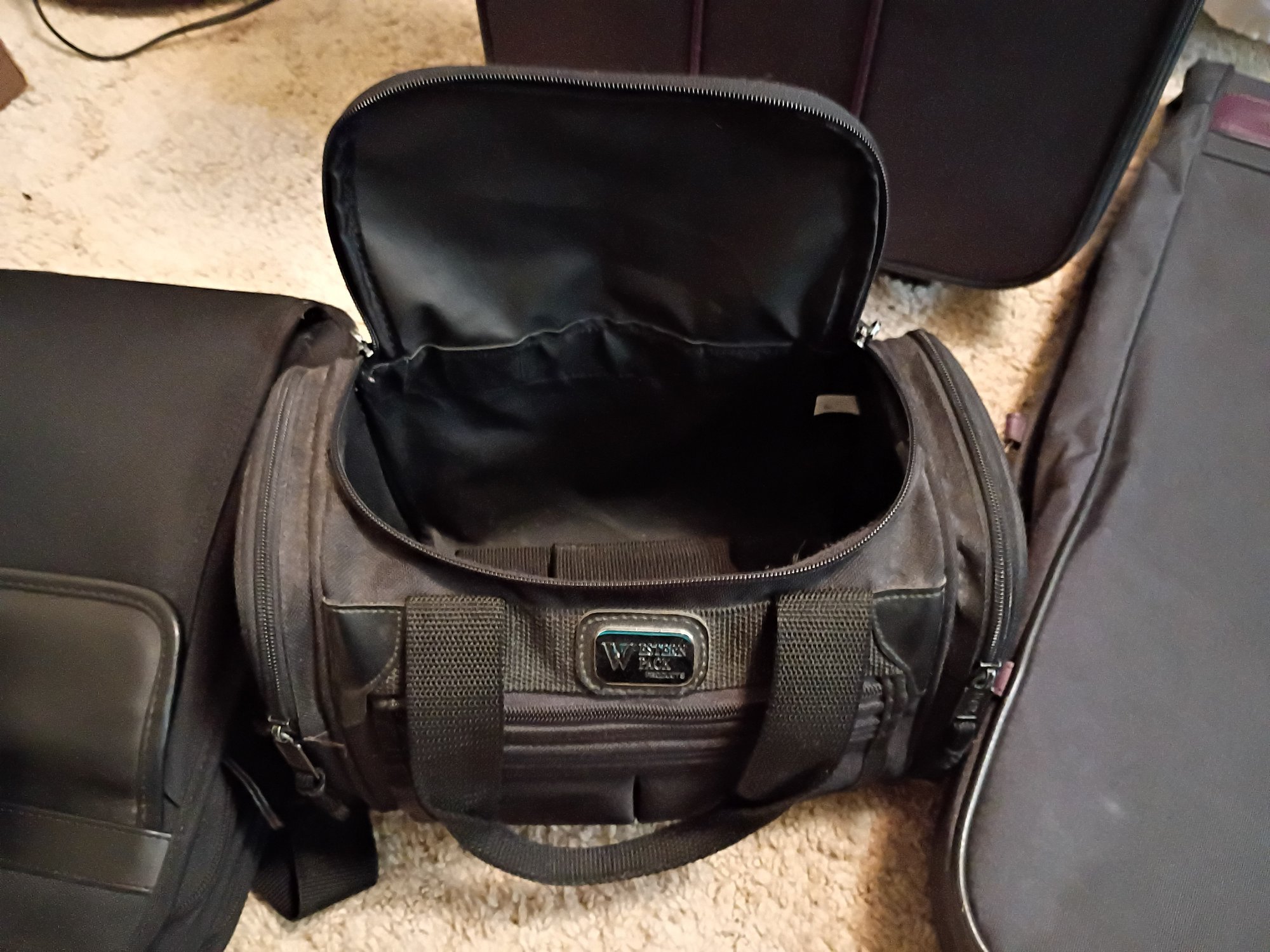 R6 Traveler's Lot To Include American Tourister Luggage, Gateway Laptop ...