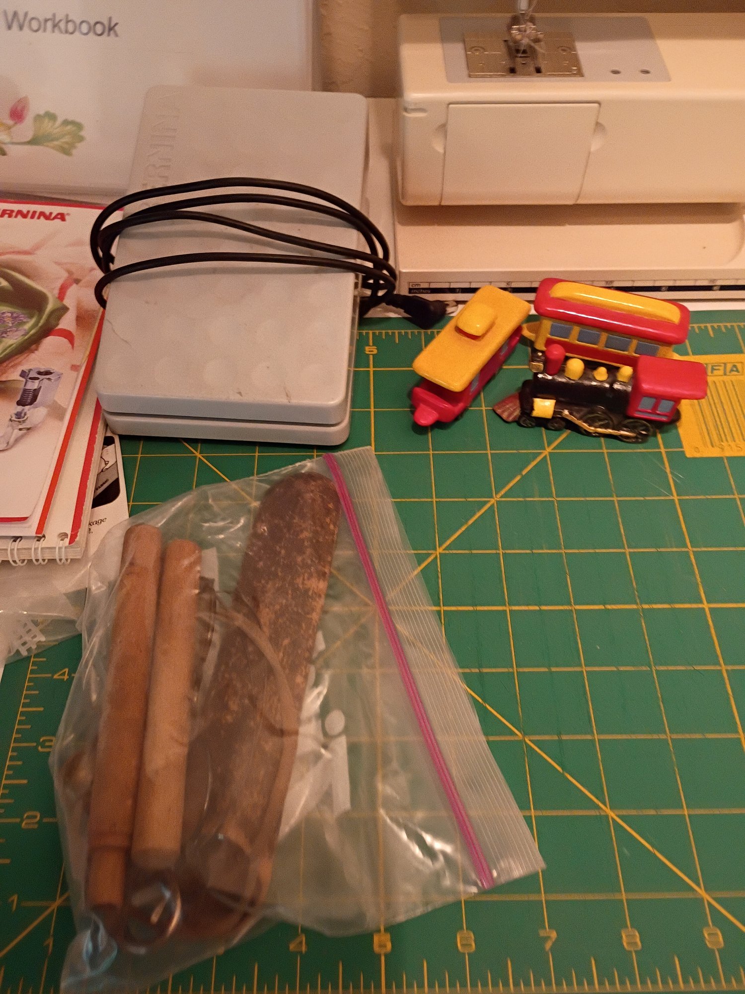 R7 Bernina Activa 145 Sewing Machine, Lots Of Thread, Fabric, Sewing ...