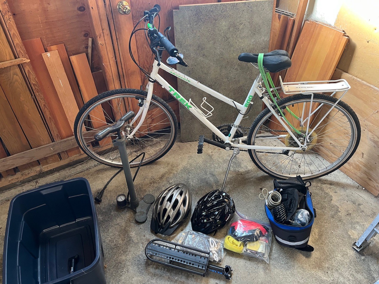 R0 TREK Antelope 800 Mountain Bike W/tote Box Full Of Extras Air Pump ...