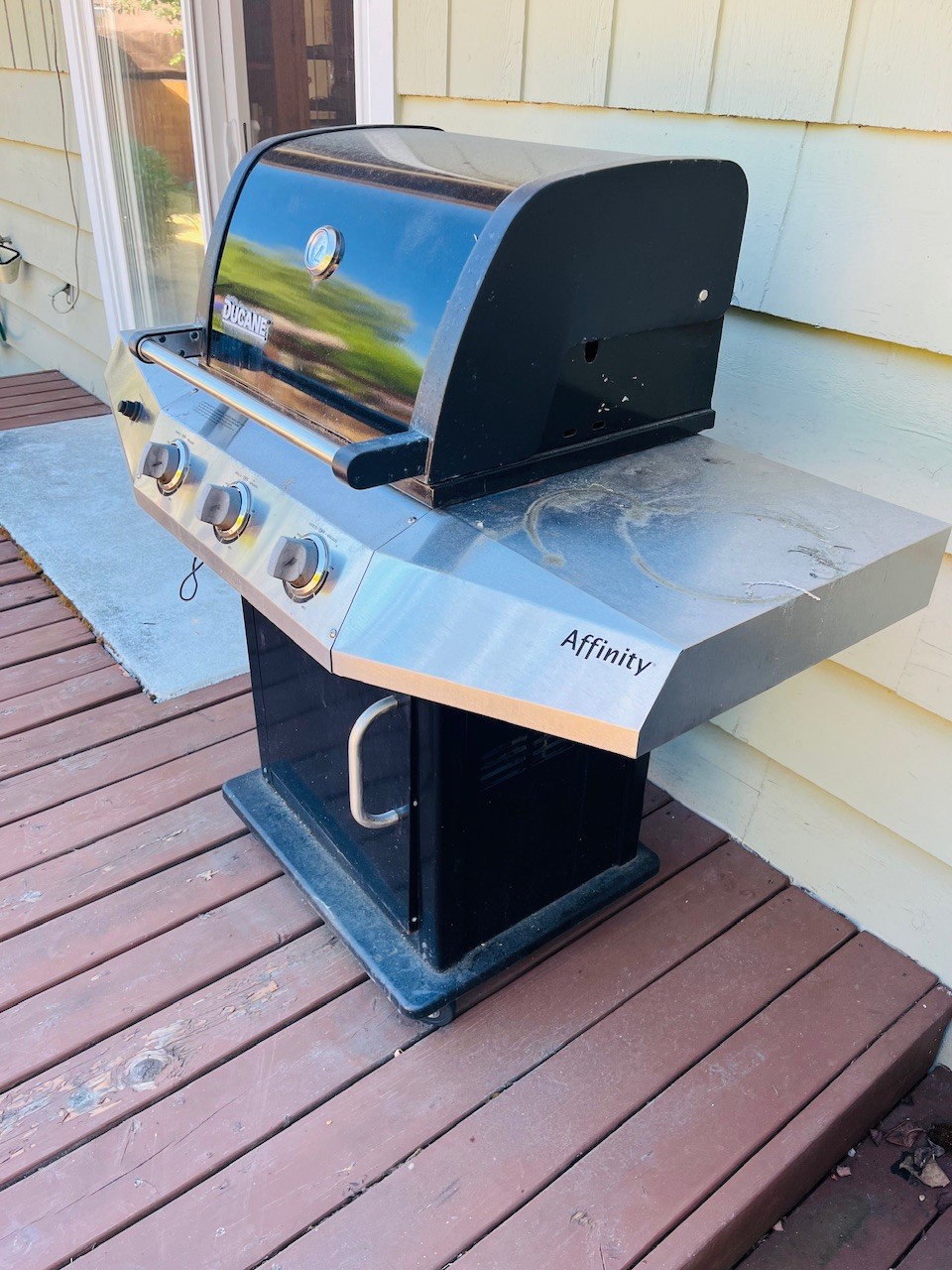 R00 Ducane BBQ Grill W/Propane Tank #55089 | Auctionninja.com