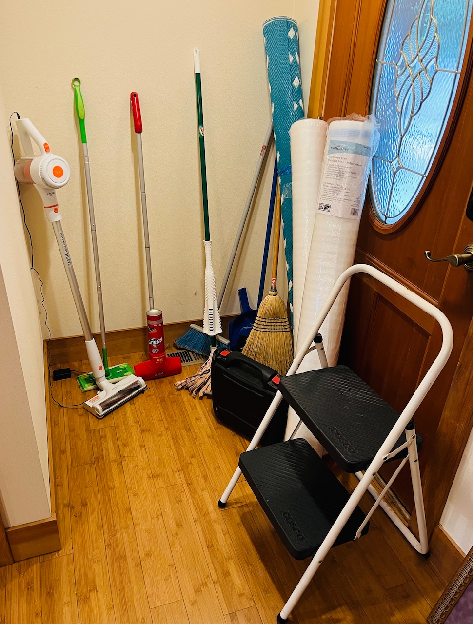 R1 Skil 14.4 Volt Cordless Drill, Easine Cordless Vacuum Cleaner, Brooms, Step Stool, Patio Rug ...